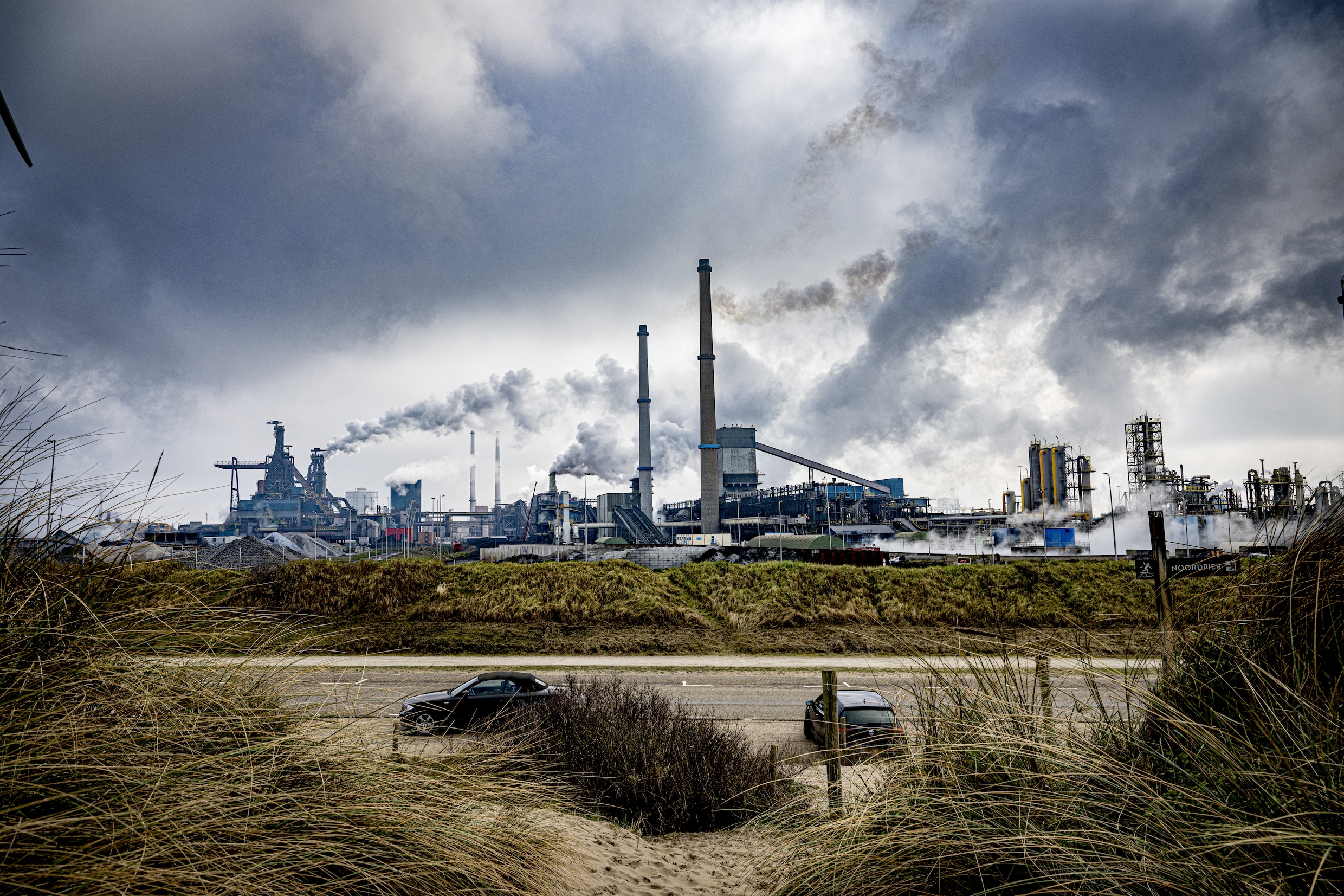 Omwonenden Tata Steel beginnen eigen cameratoezicht op gifwolken | Trouw