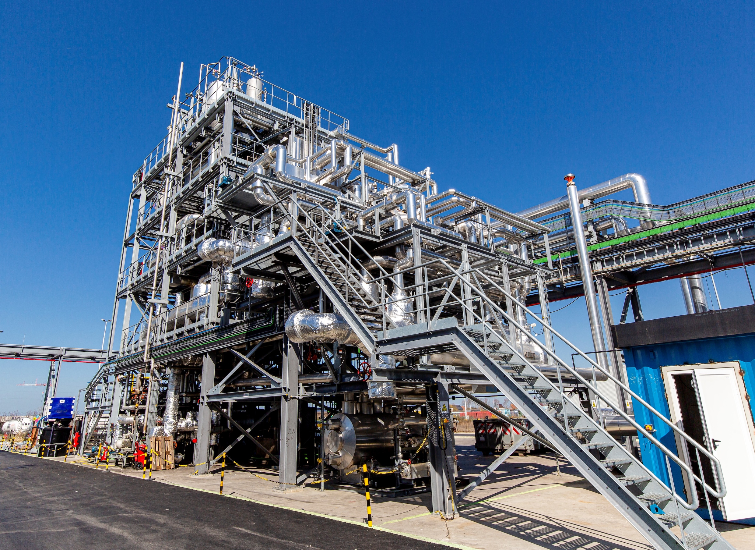 Deze installatie verandert oud plastic terug in olie. ‘We maken er voor ...