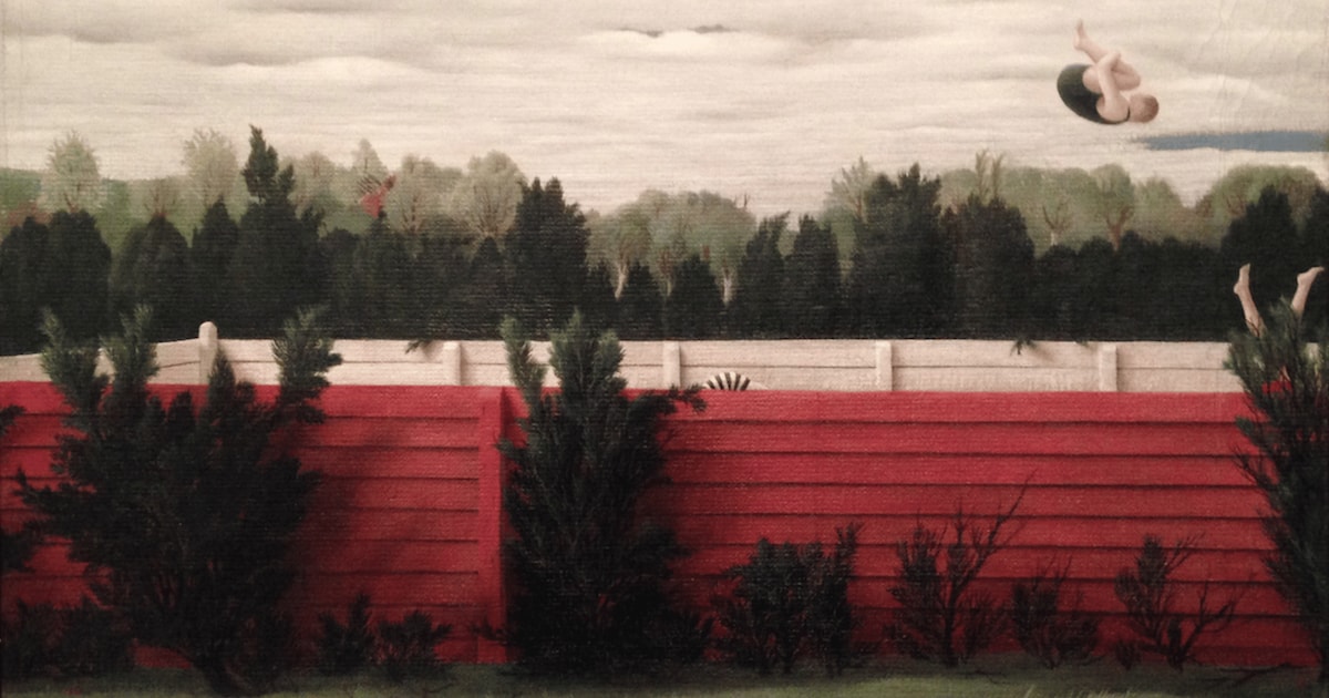 Wat er achter de schutting van ‘Het dorpszwembad’ van Pyke Koch gebeurt ...