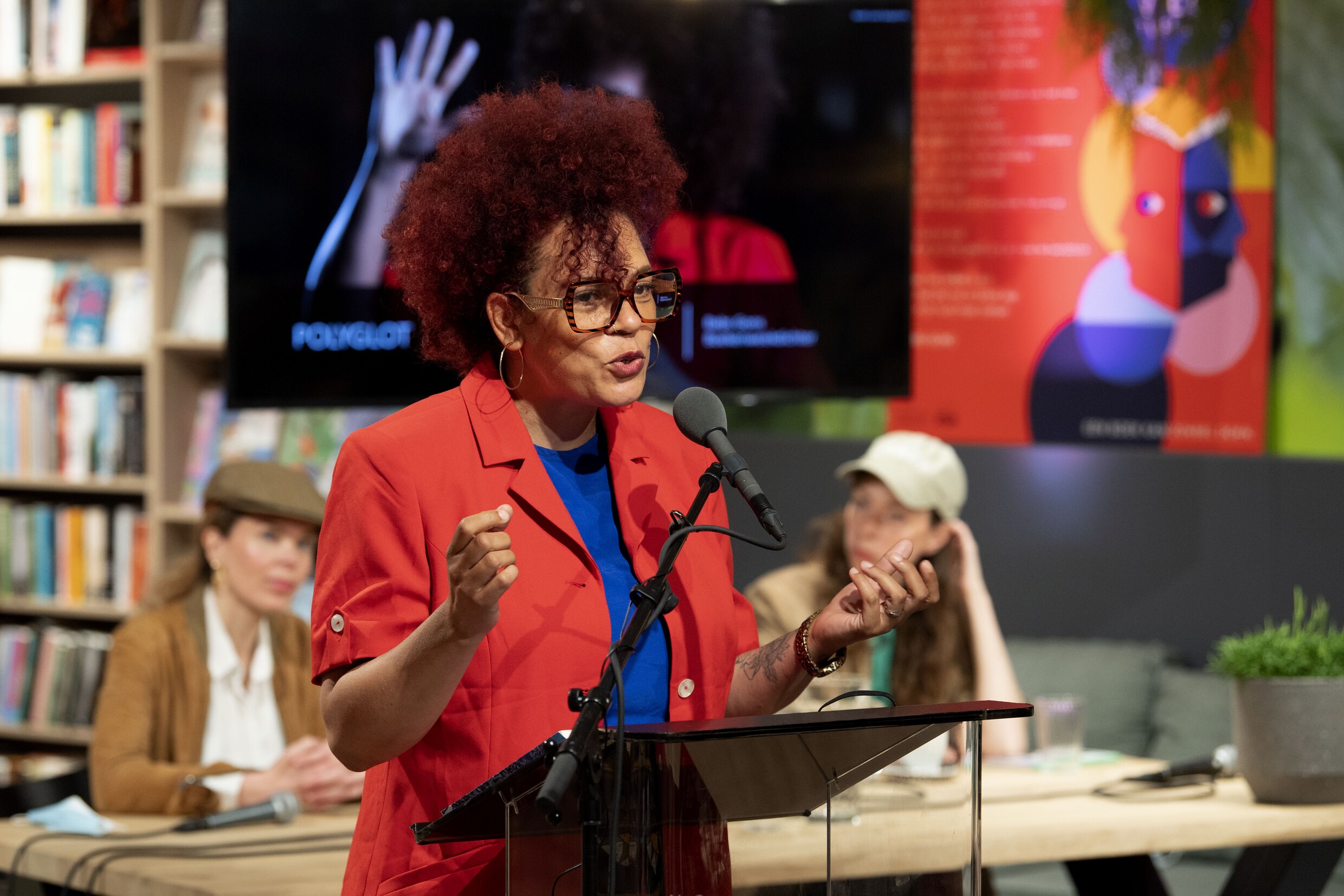 Met haar ‘stem vol vuur’ wordt Babs Gons de nieuwe Dichter des ...