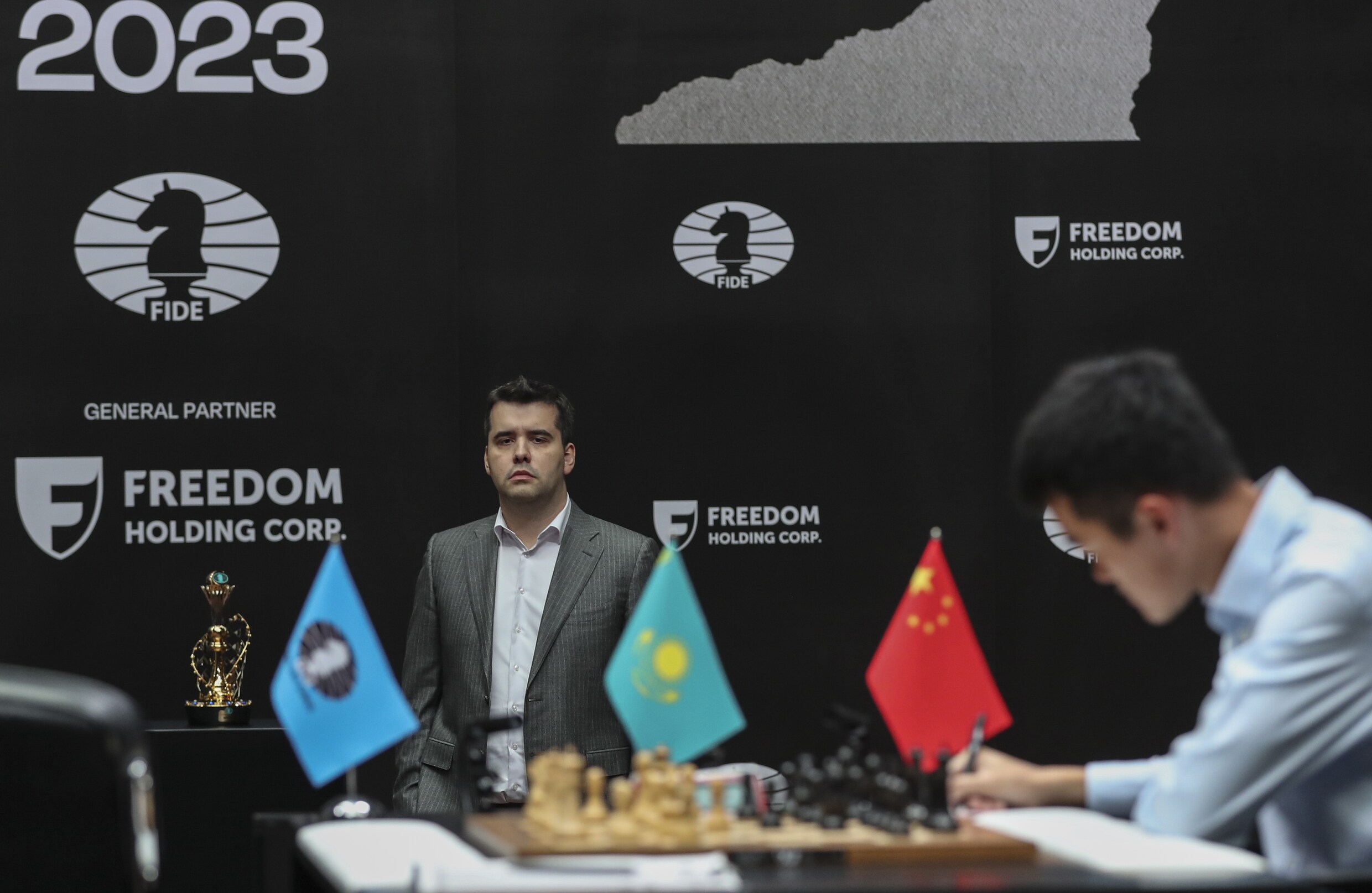 In de schaduw van Carlsen strijden ‘Nepo’ en de mysterieuze Liren om de ...