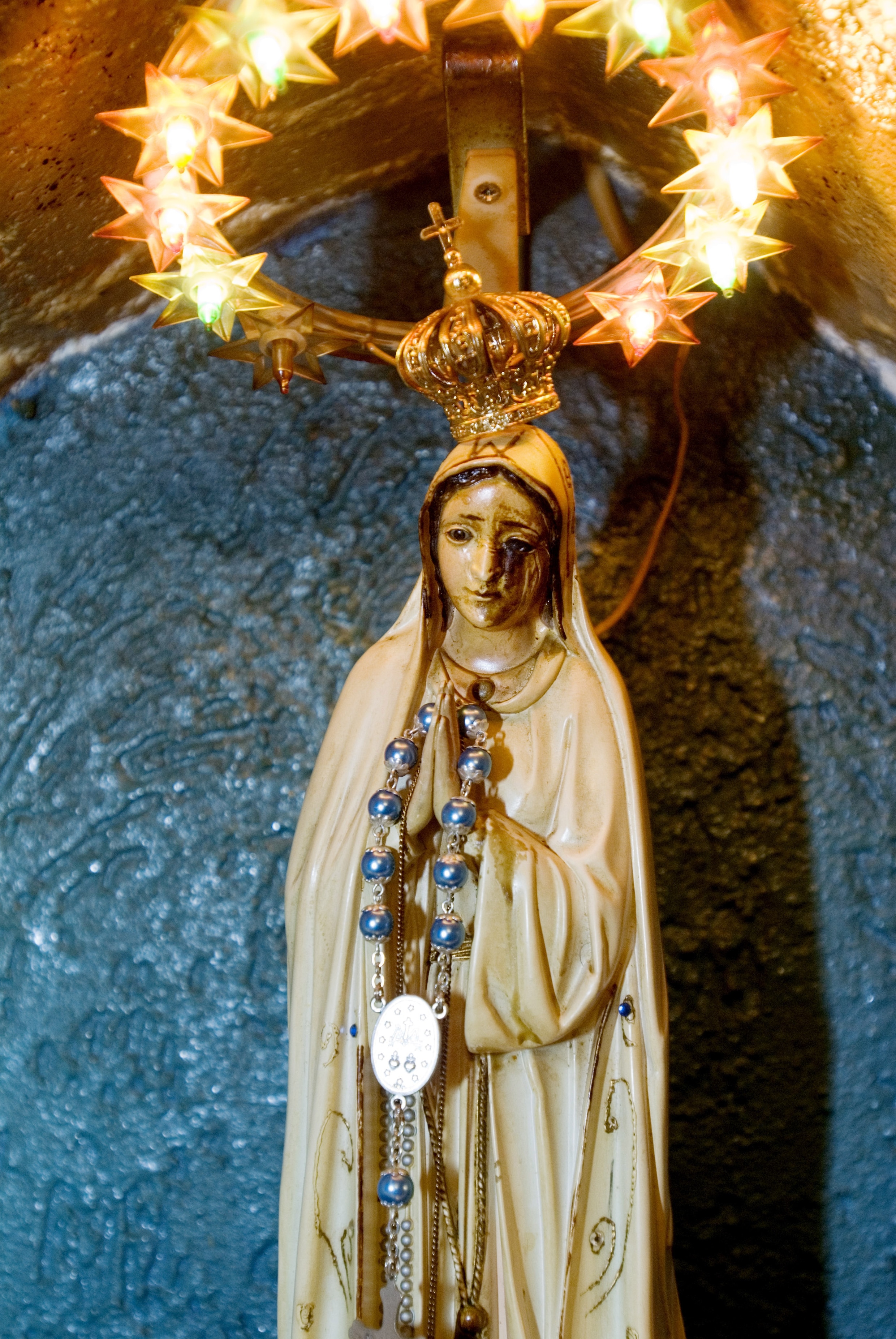 De tranen waren van hars, maar het Mariabeeld van Brunssum huilde niet ...