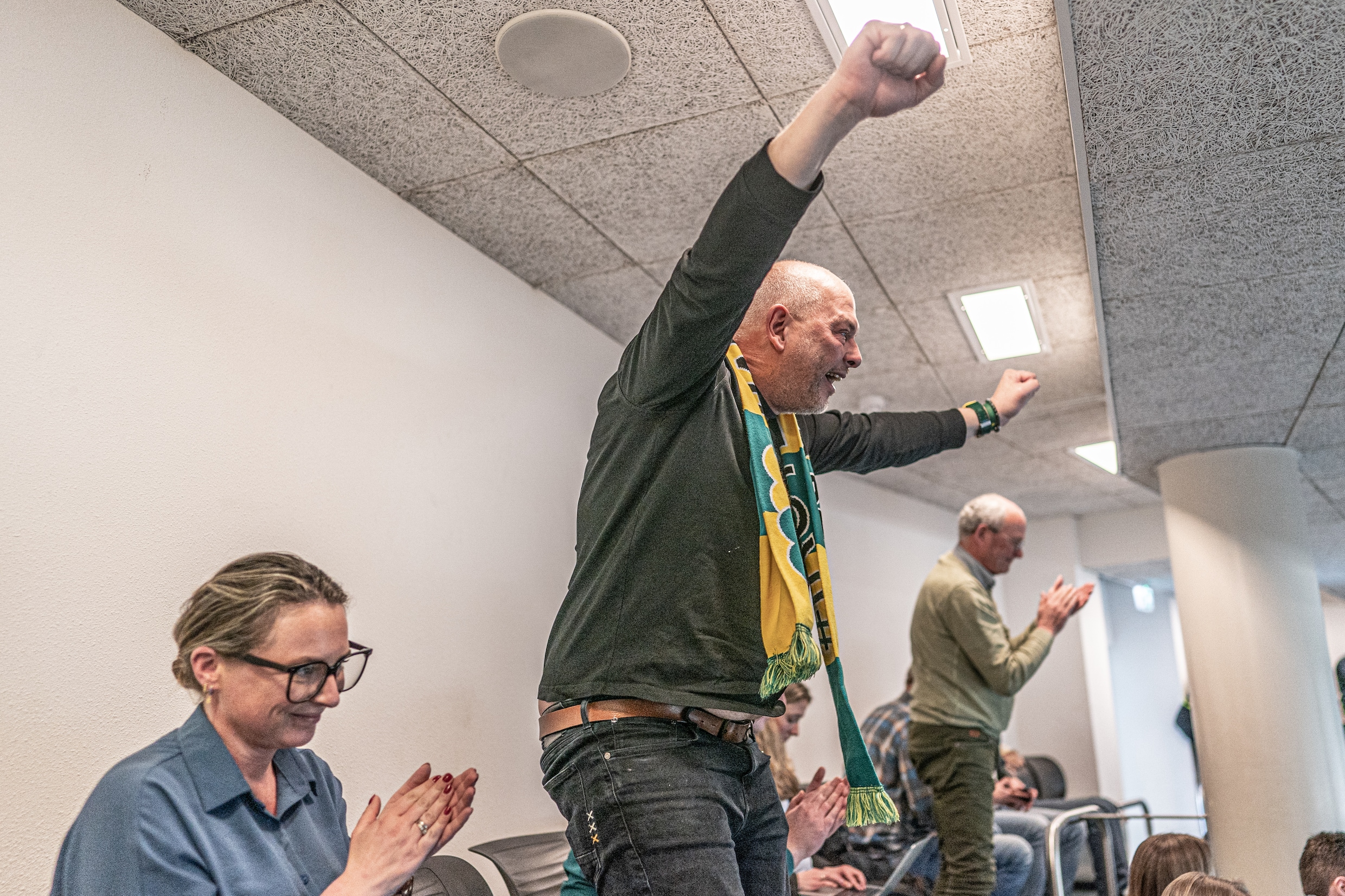 Den Haag juicht na vrijspraak De Mos. ‘Dit verandert de wereld, we ...