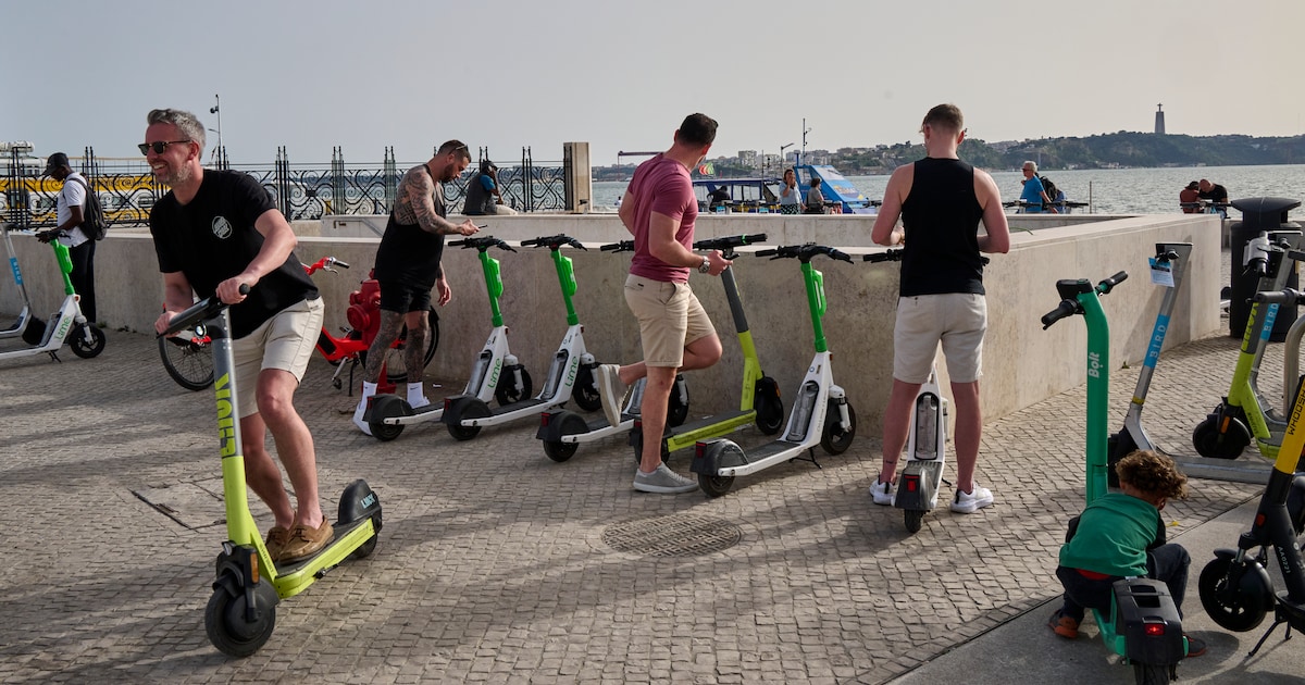 ‘Blijf van het voetpad af!’ Melbourne rust elektrische stepjes uit met ...