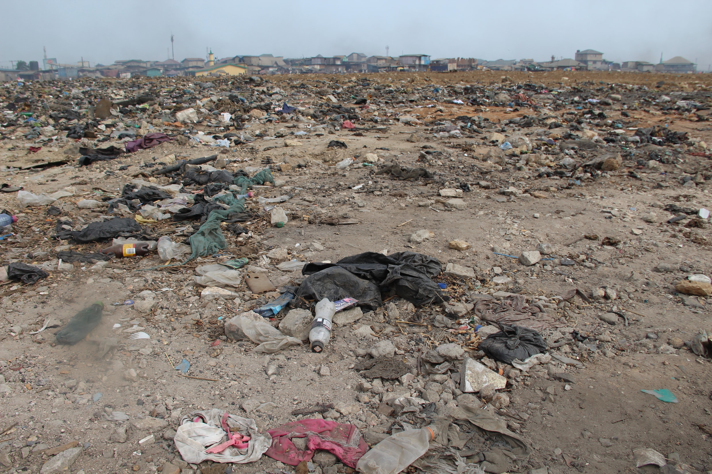 Verkopers in Ghana balen van gedoneerde kleding. ‘Deze lading zit vol ...