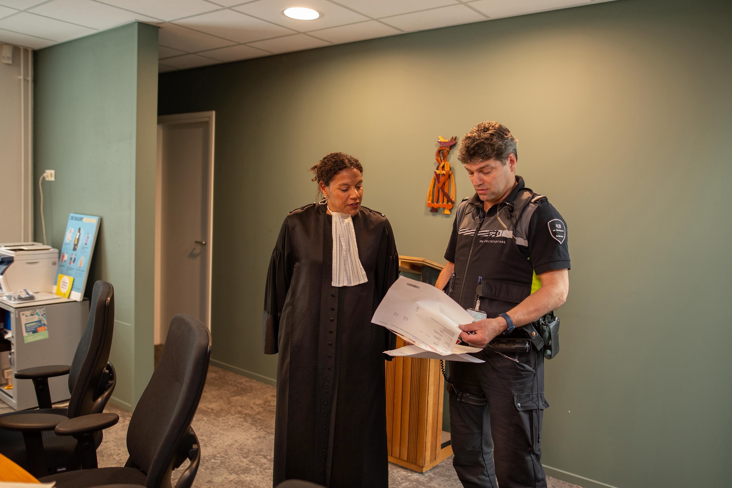 Rechter neemt vaker zitting in kwetsbare wijk om verdachte te helpen ...