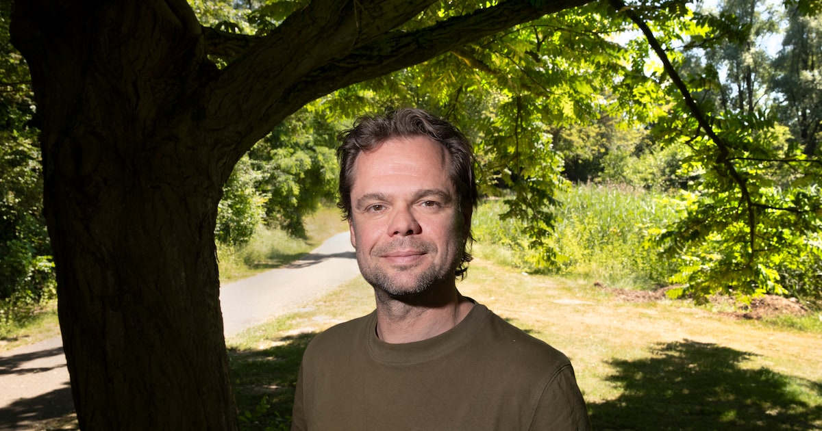 Na 20 jaar mantelzorgen gaf Twan (47) zijn moeder een trap. Hij is niet ...