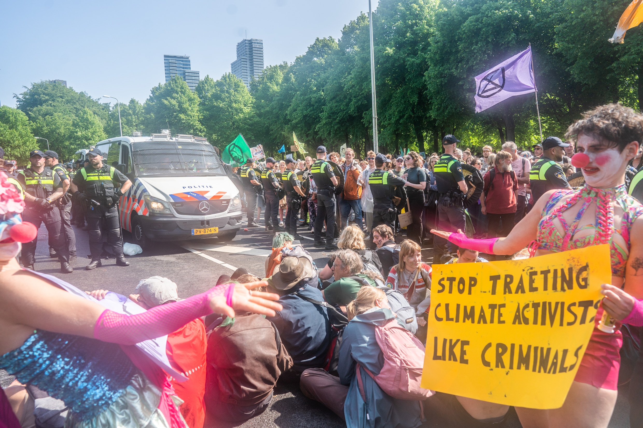 Taakstraf voor klimaatactivisten voor opruiing rond A12-blokkade | Trouw