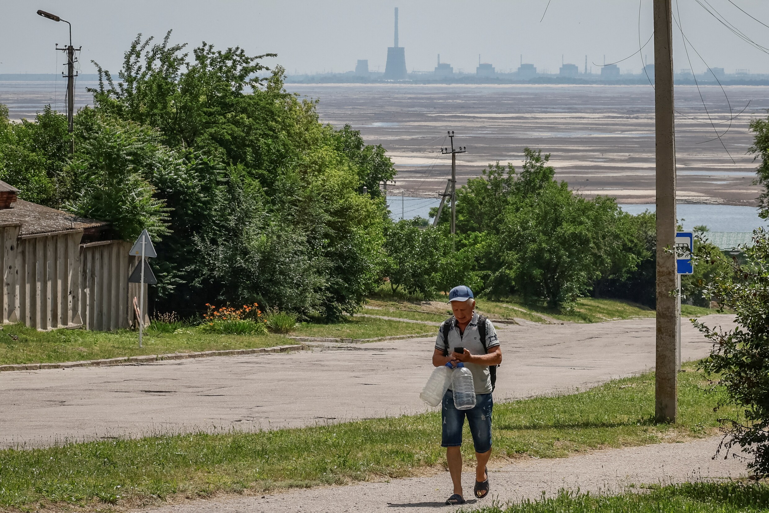 Het stuwmeer achter de verwoeste Kachovka-dam is plots vol gevaar ...