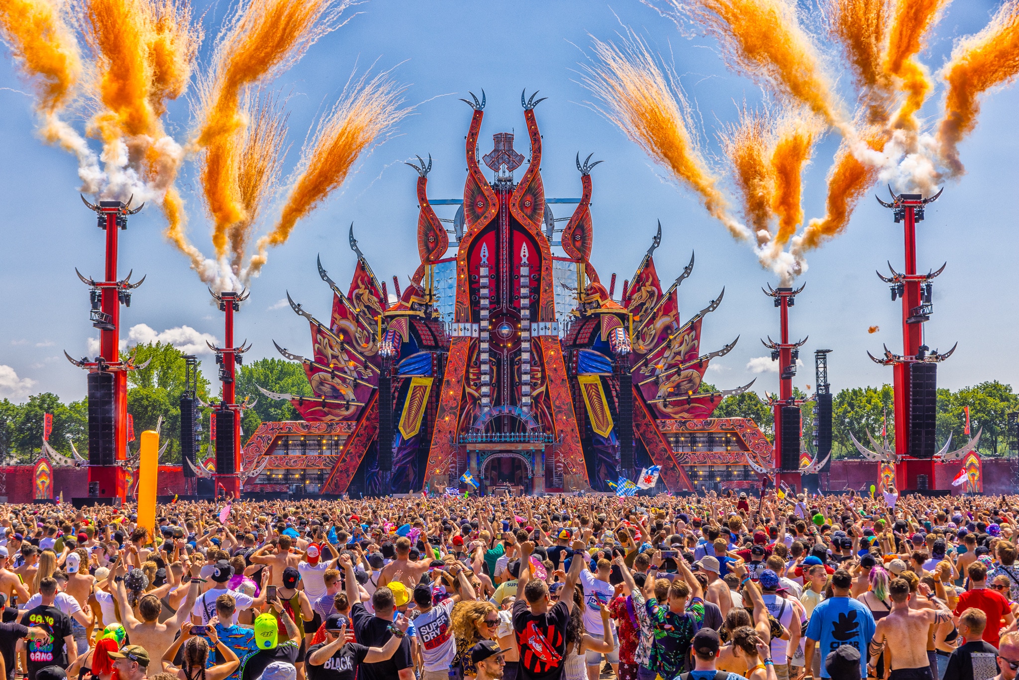 De keiharde bassen van Defqon.1 trekken bezoekers uit de hele wereld ...