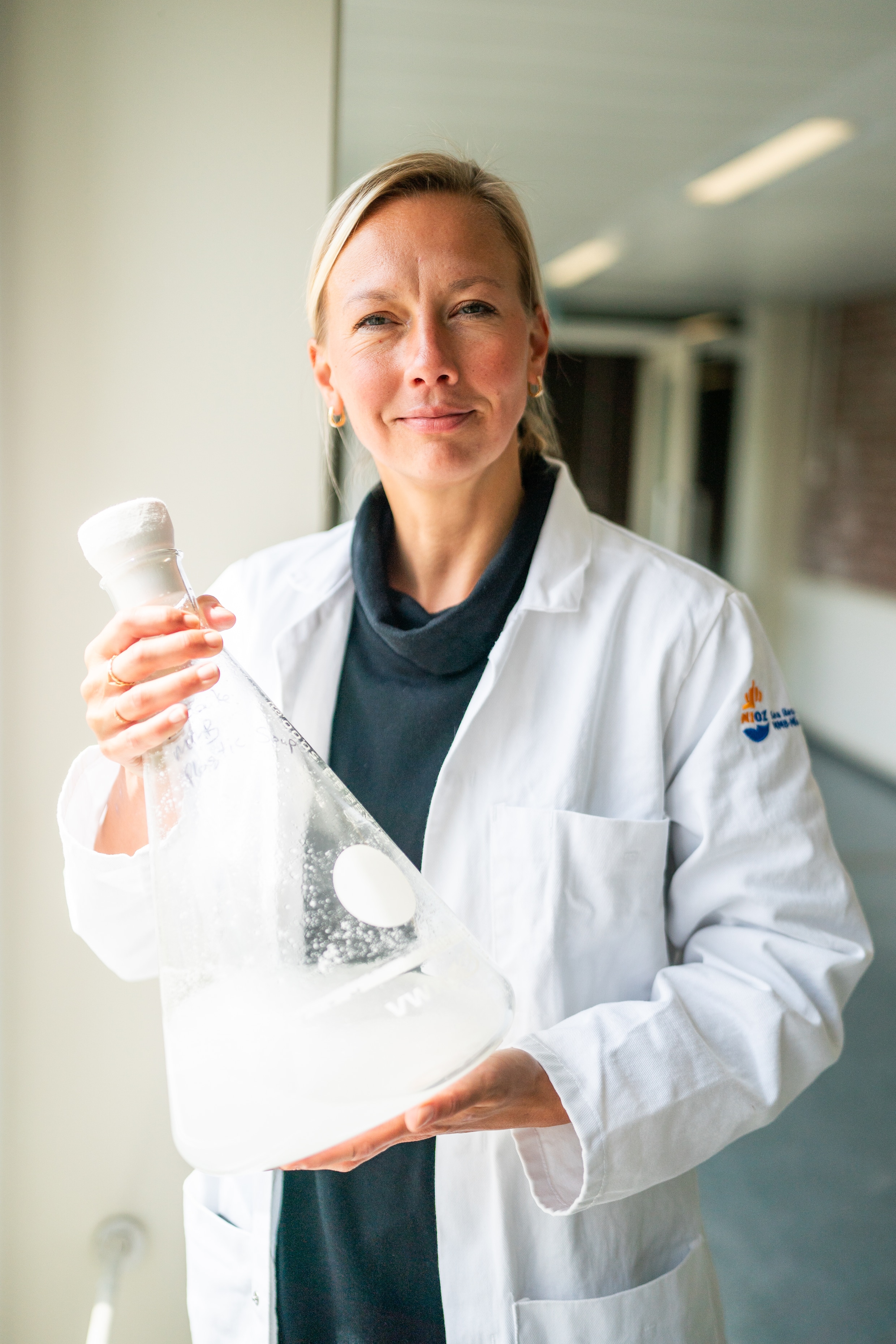 Een doodgewone schimmel blijkt te smullen van plastic in de zee | Trouw