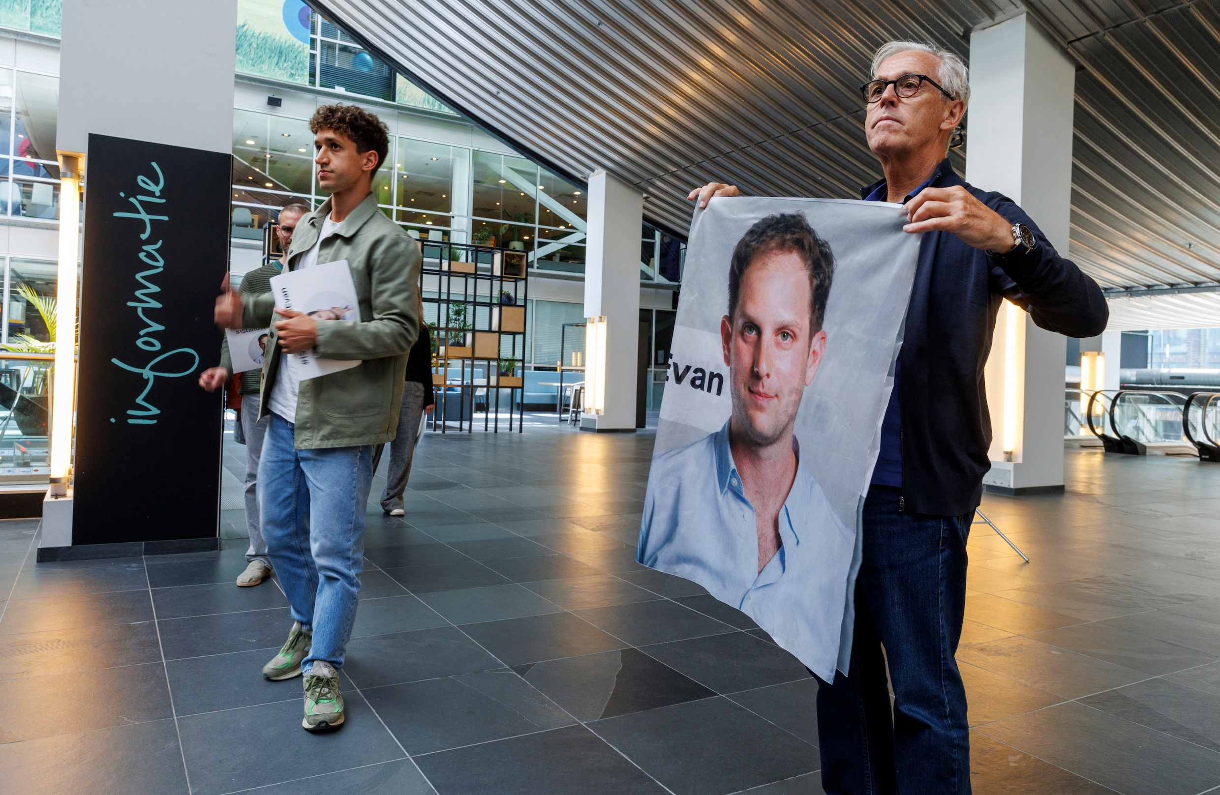 Een jaar na zijn arrestatie zit Evan Gershkovich nog altijd als ...