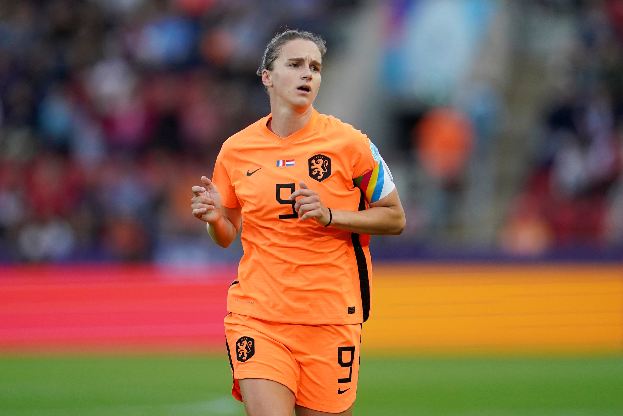 Oranje mist de doelpunten van Vivianne Miedema, die nu op afstand hulp ...