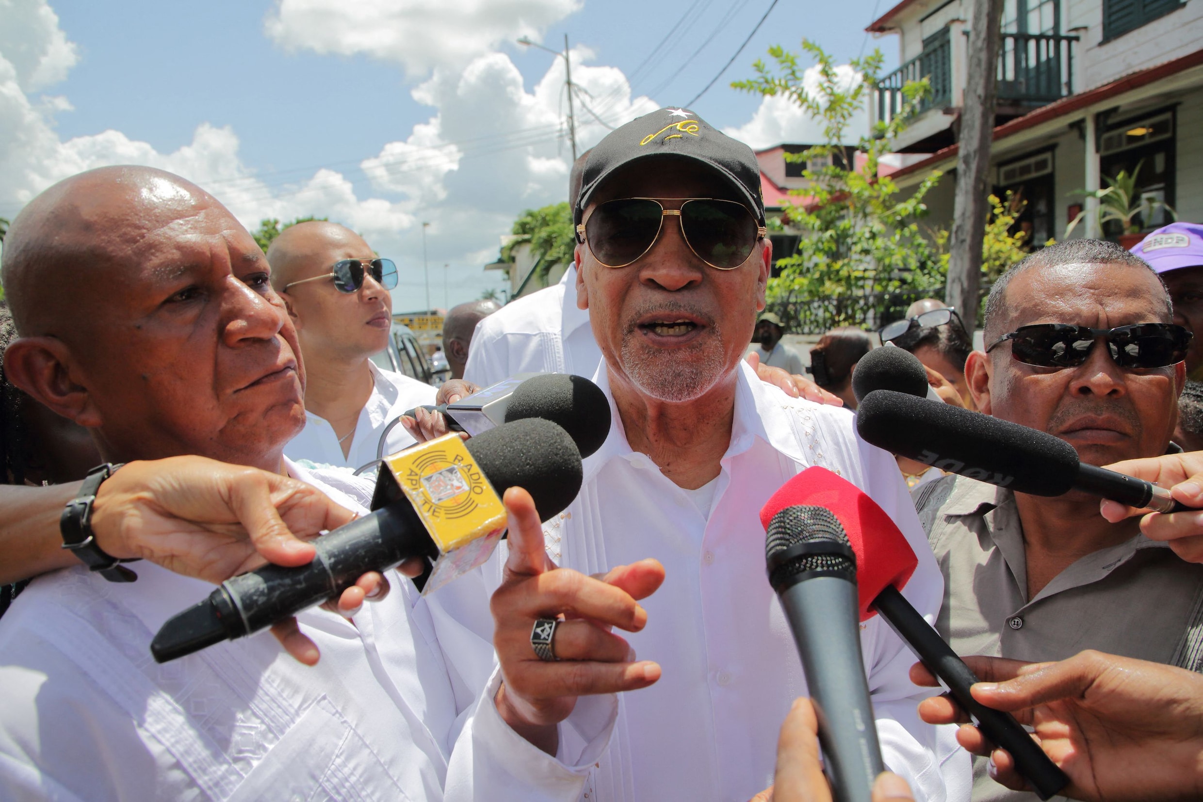 Stoffelijk overschot Desi Bouterse voor onderzoek in beslag genomen | Trouw