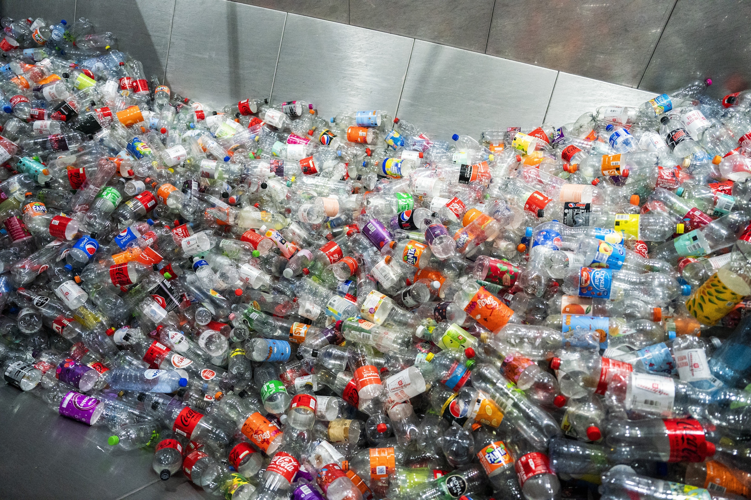 Statiegeld op plastic flessen gaat mogelijk flink omhoog. ‘Het bedrag ...
