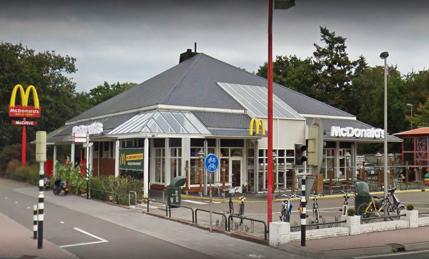 Of het nu mooi of lelijk is, zelfs een McDrive kan een Rijksmonument ...