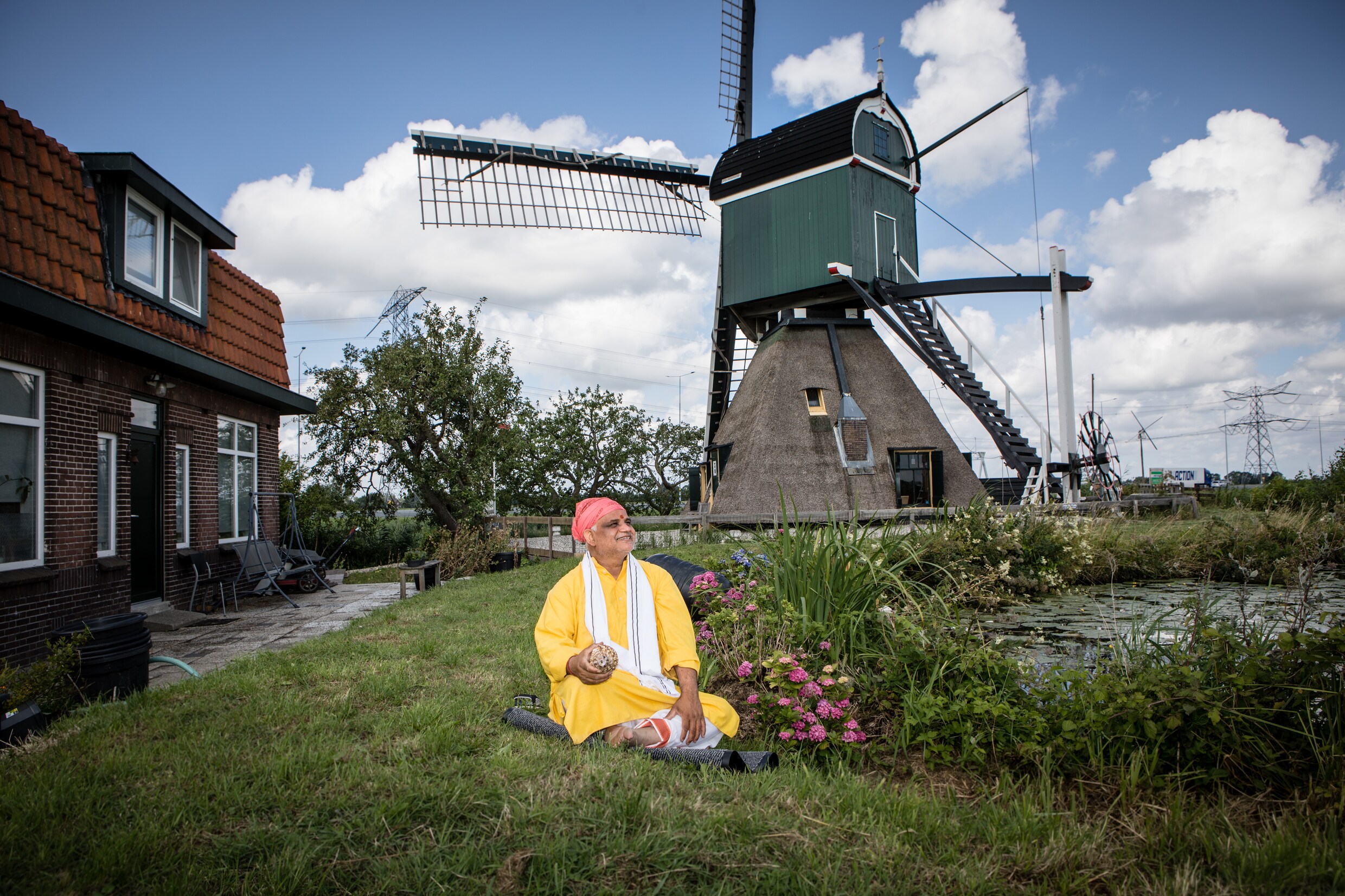 Daar bij die molen ... woont en werkt deze hindoepriester | Trouw