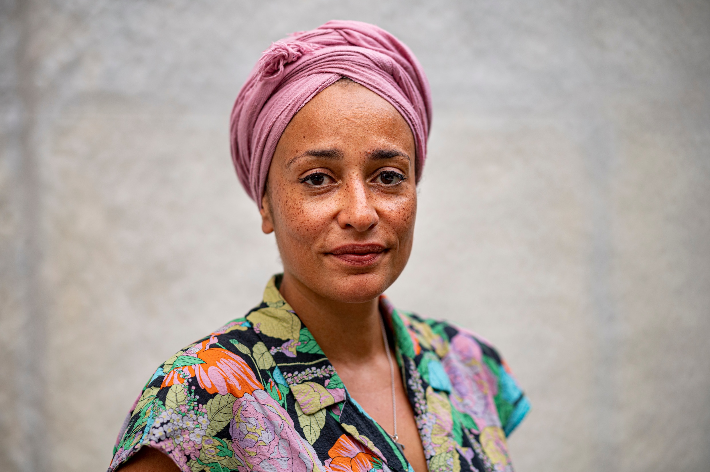 Zadie Smith schrijft haar eerste historische roman en laat literaire reus Charles Dickens die ...