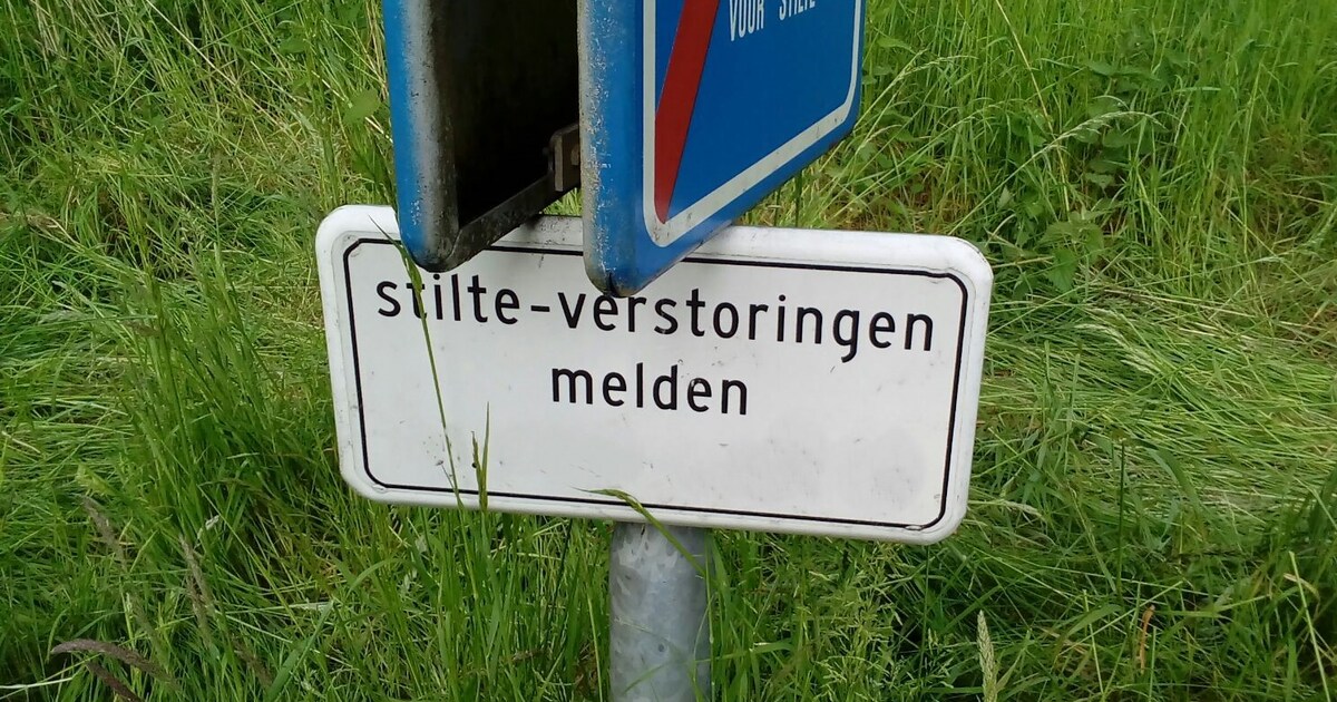 Er wordt een bord ‘Stiltegebied’ geplaatst, en het is gedaan met de ...