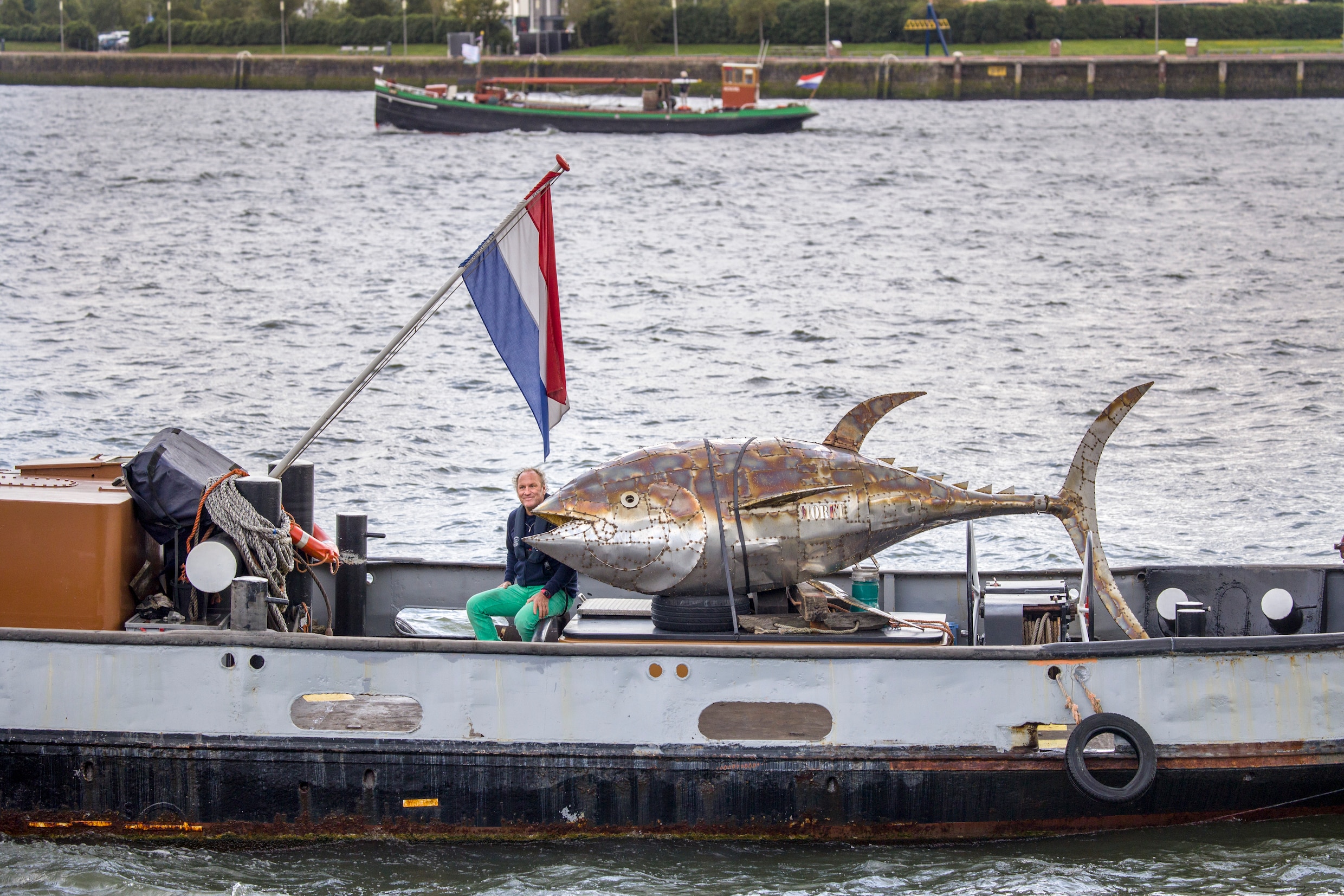 Kunstenaar Fred Ros maakt een roadtrip met een tonijn | Trouw