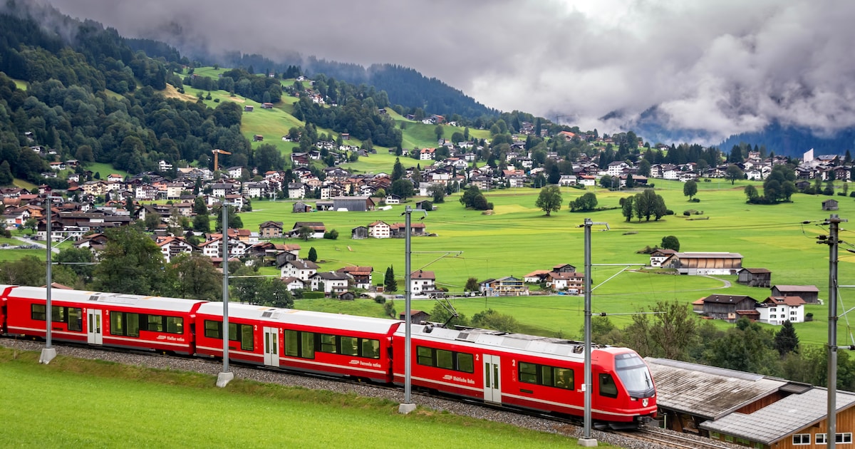 Met dat iconische rode treintje van Landquart naar Davos | Trouw