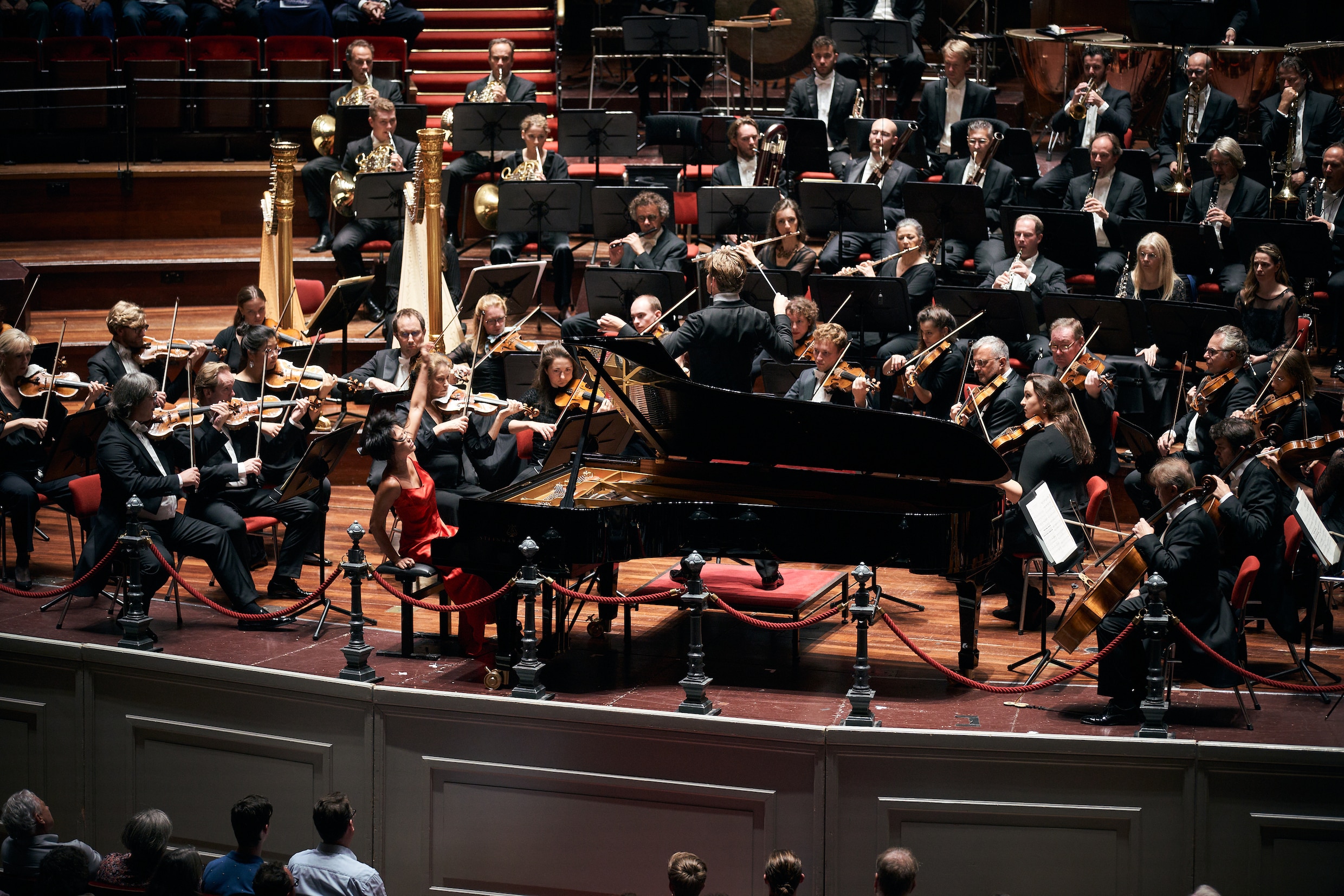 Yuja Wang verbluft in Ravels pianoconcerten, gedirigeerd door haar ...