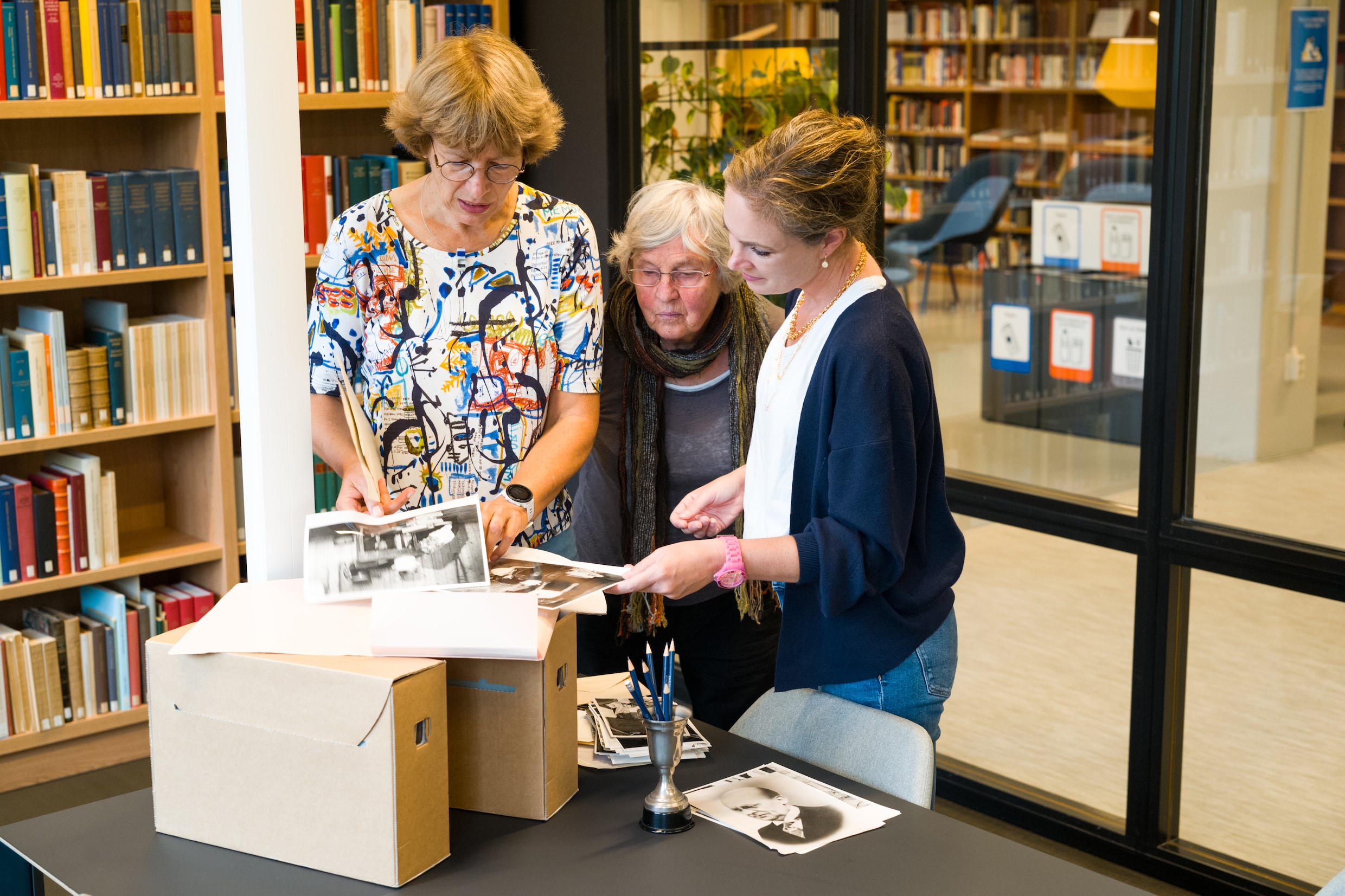 Deze vrouwen ontcijferden het oorlogsarchief van Trouw. ‘Het was een ...