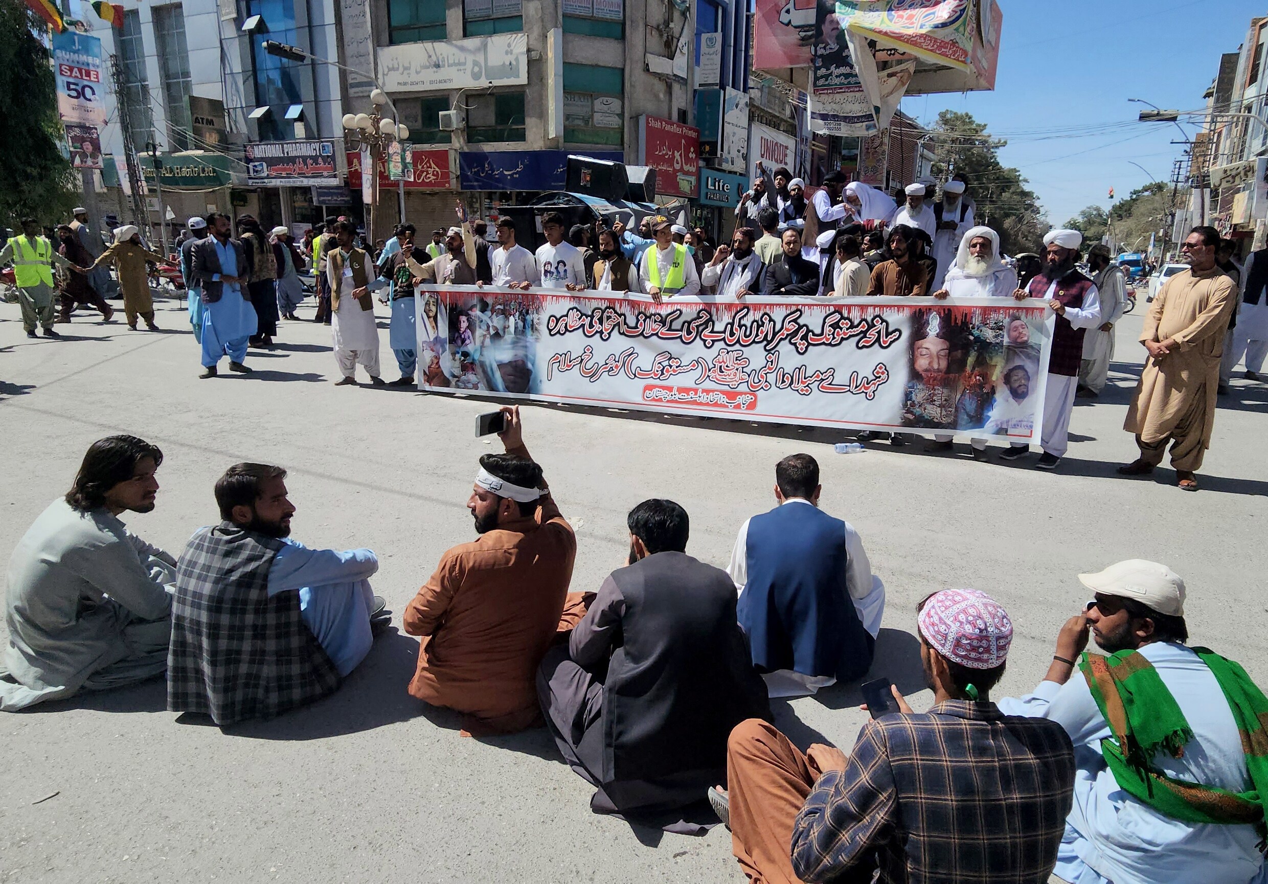 Minstens 1,7 miljoen Afghanen moeten Pakistan binnen een maand verlaten ...