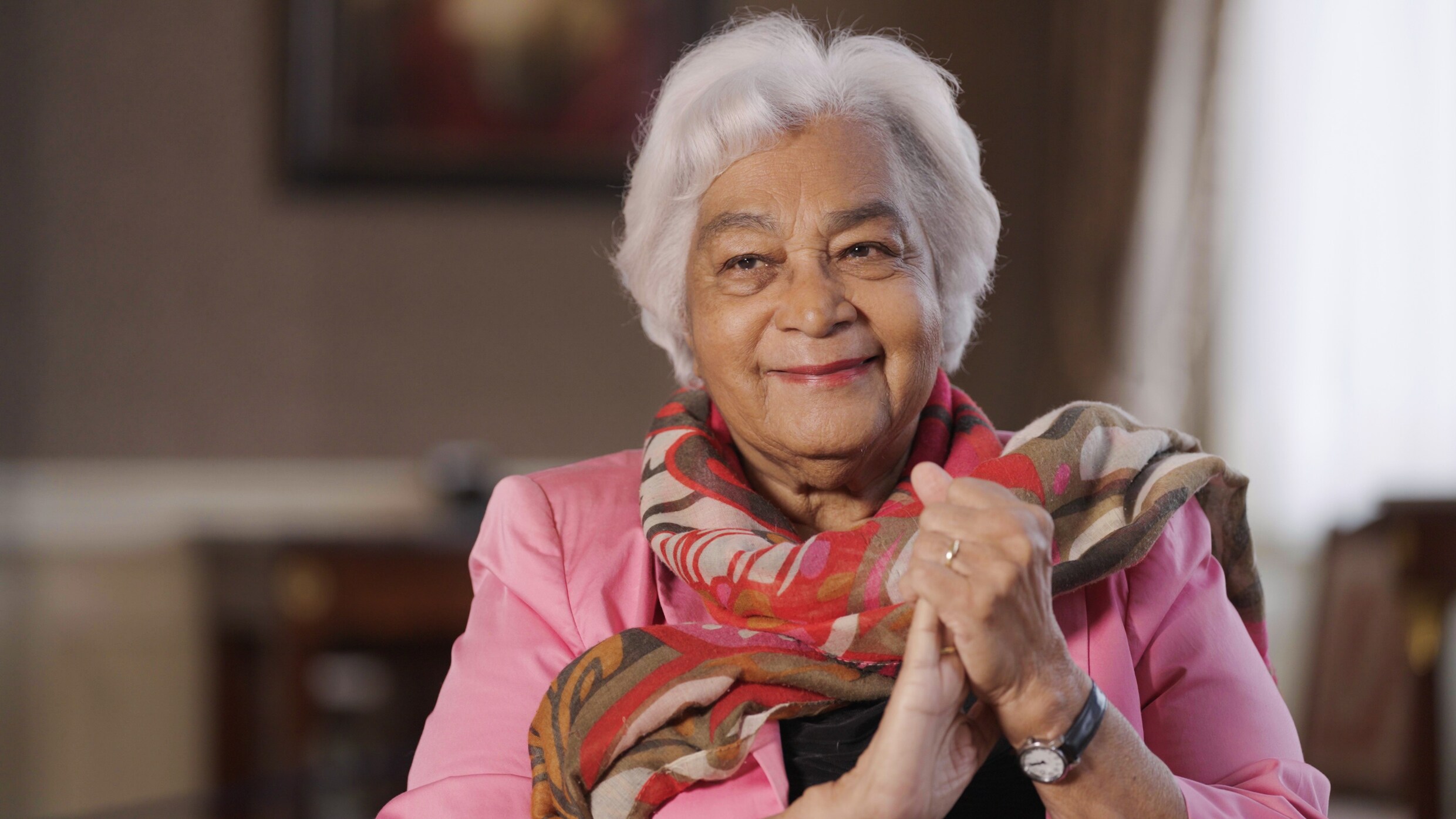 Recensie: Goedlachs rammelen aan zware deuren voor Suriname in ‘The ...