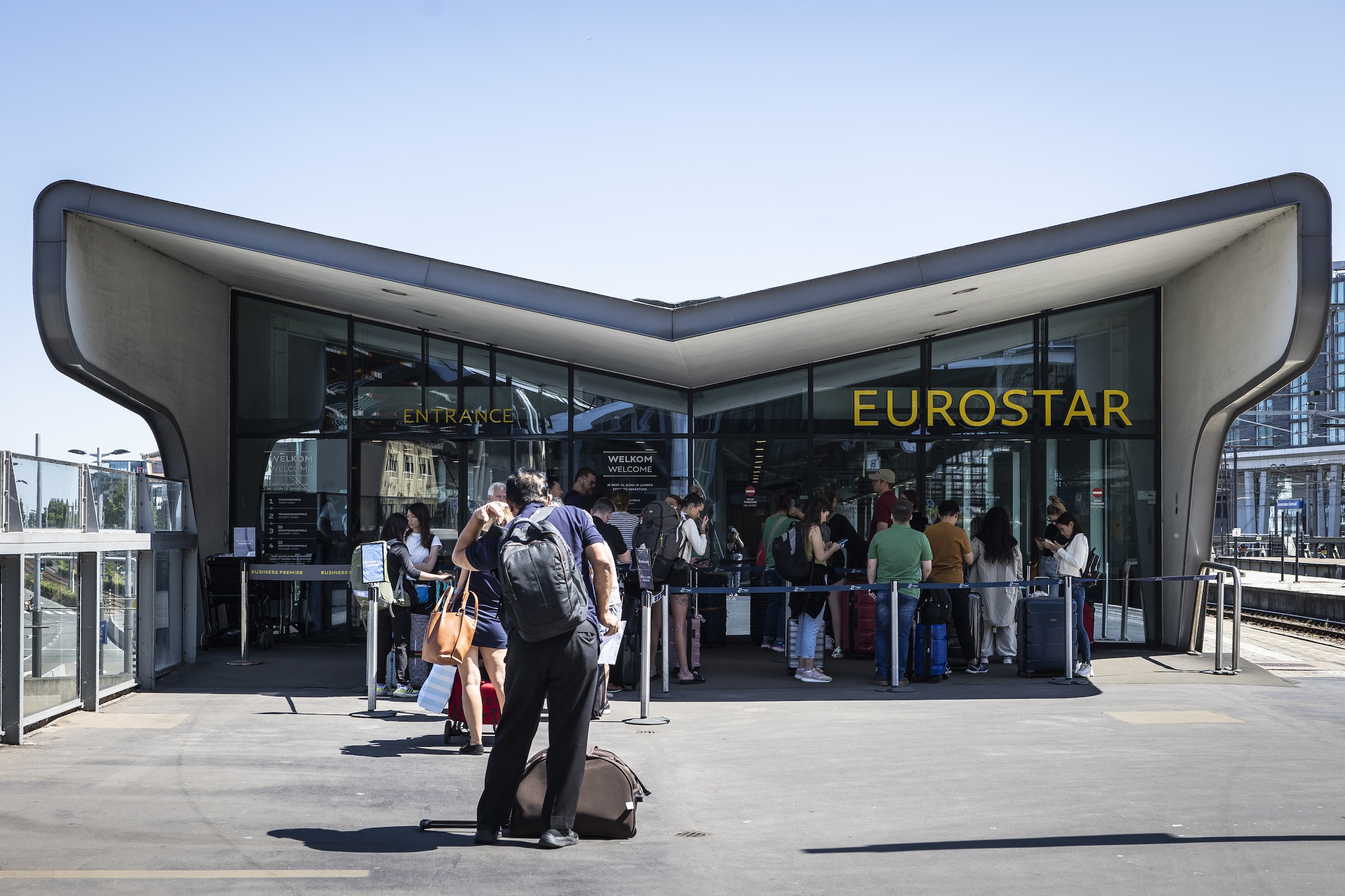 Trein gaat vliegtuig voorlopig maar mondjesmaat vervangen | Trouw