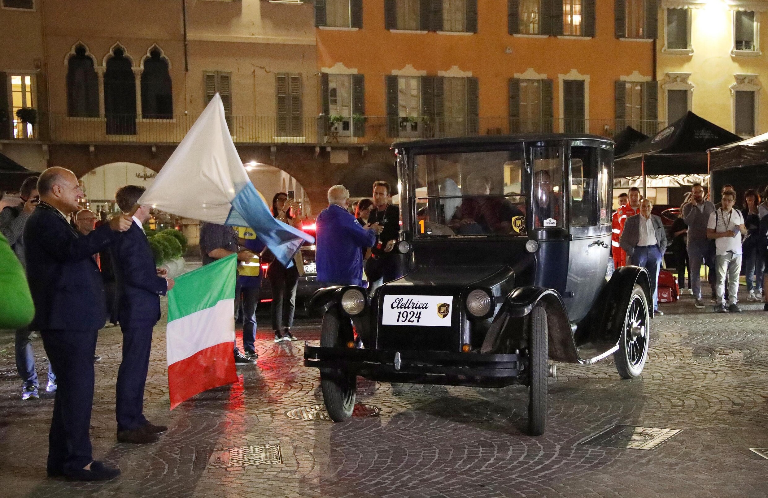 Noord-Europa is dol op elektrische auto’s, maar in het zuiden tanken ze ...