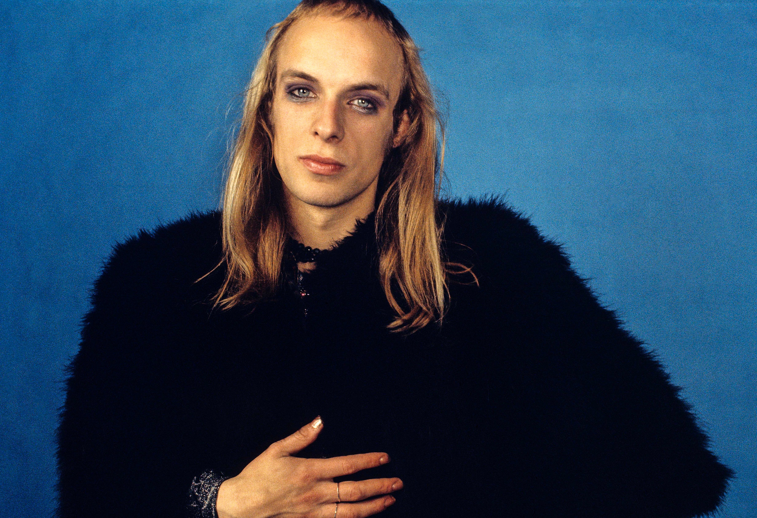 Brian Eno gaat op 75-jarige leeftijd voor het eerst solo het podium op | Trouw