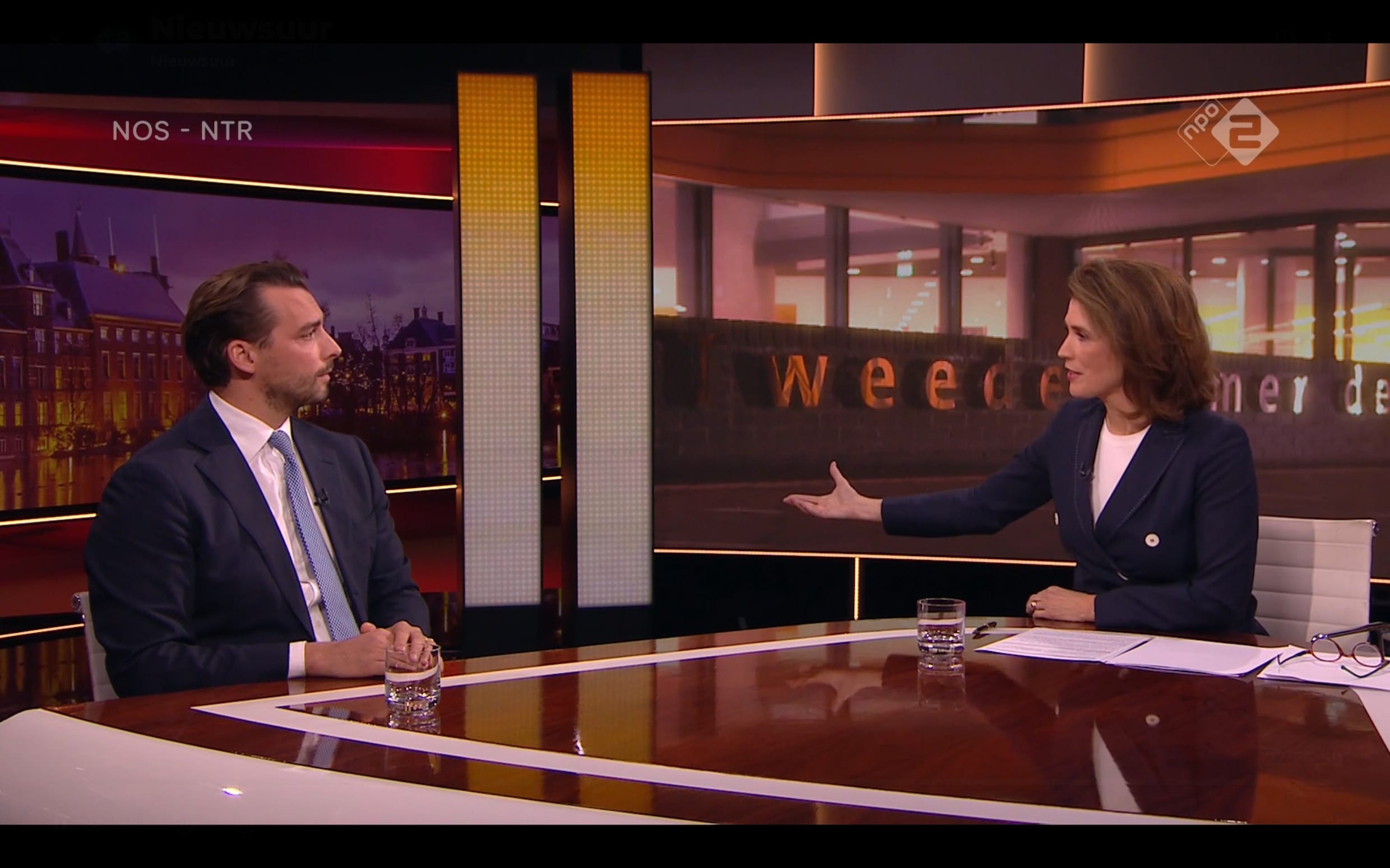 Mobieltje uit de klas; mobieltje uit de Kamer | Trouw