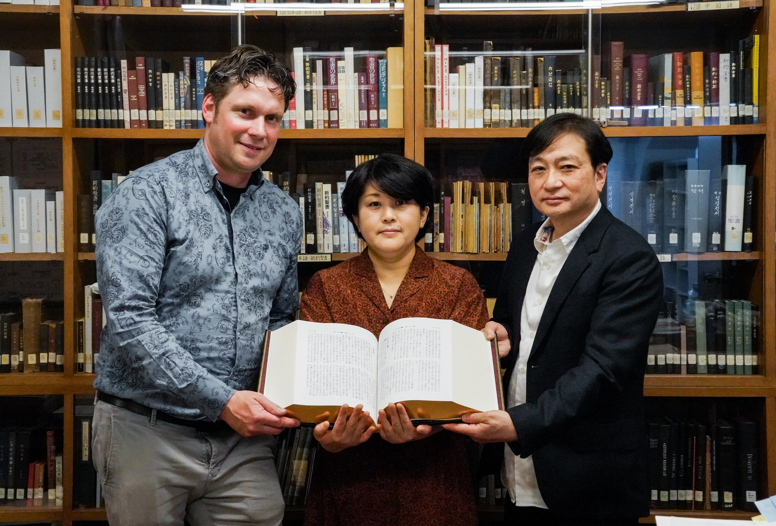 De handgemaakte bijbels van Wytze Fopma liggen nu op Japanse kansels ...