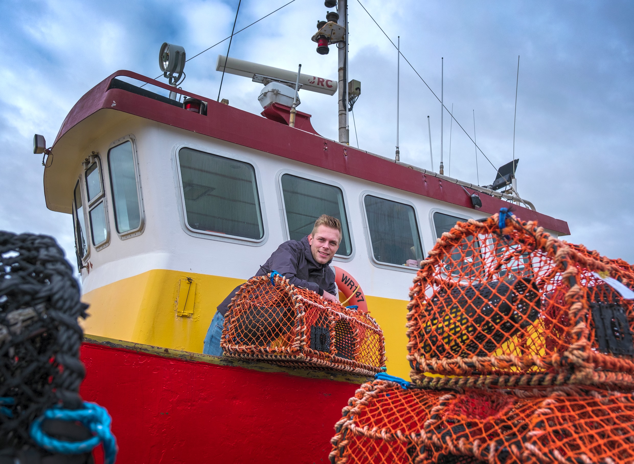 In een nietig bootje tussen de windmolens gooit Stefan Tijsen zijn ...