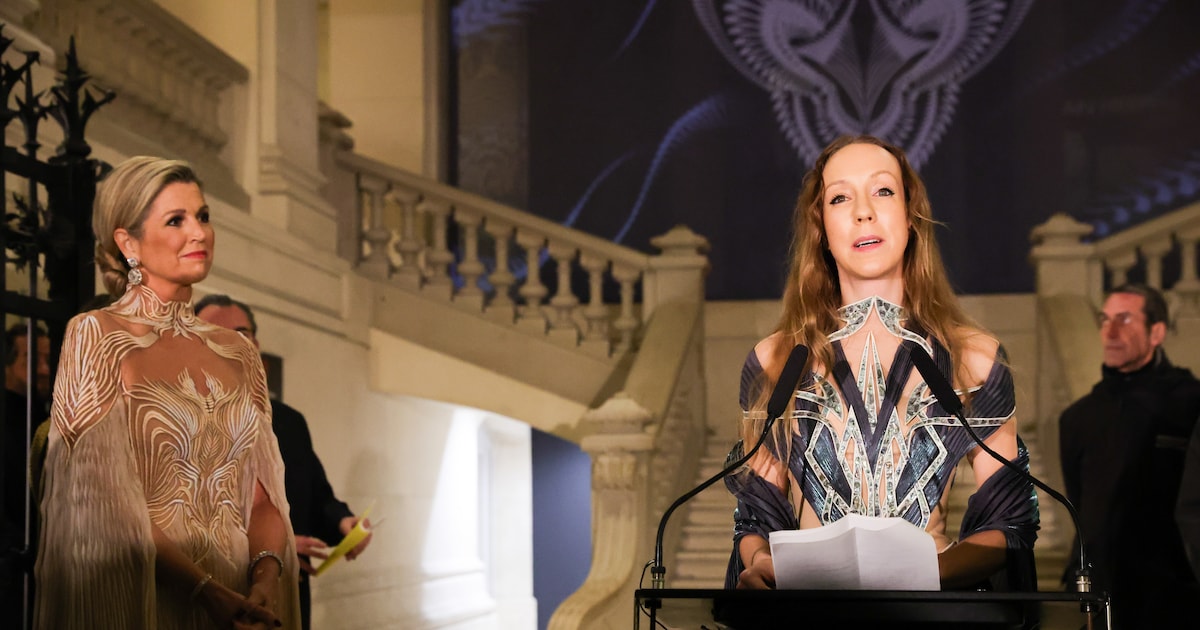 Máxima opent tentoonstelling van Iris van Herpen in Parijs | Trouw