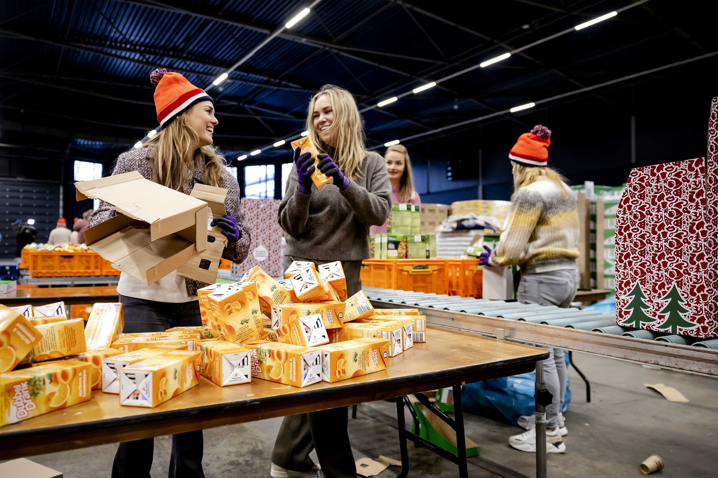 Omdat de supermarkt beter op de voorraad let blijft er minder over voor ...