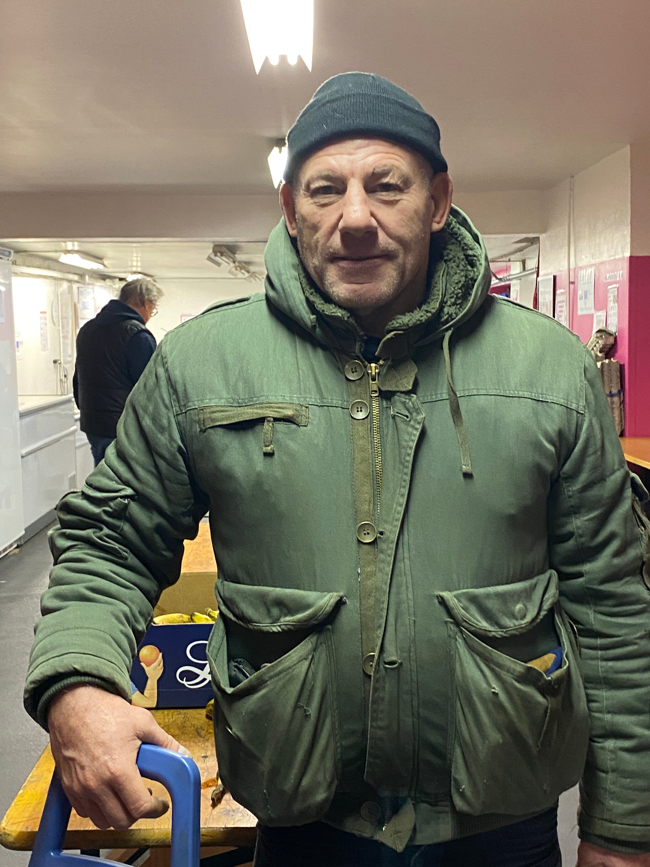 De huur is betaald, dus het geld is op. In Frankrijk neemt de ...