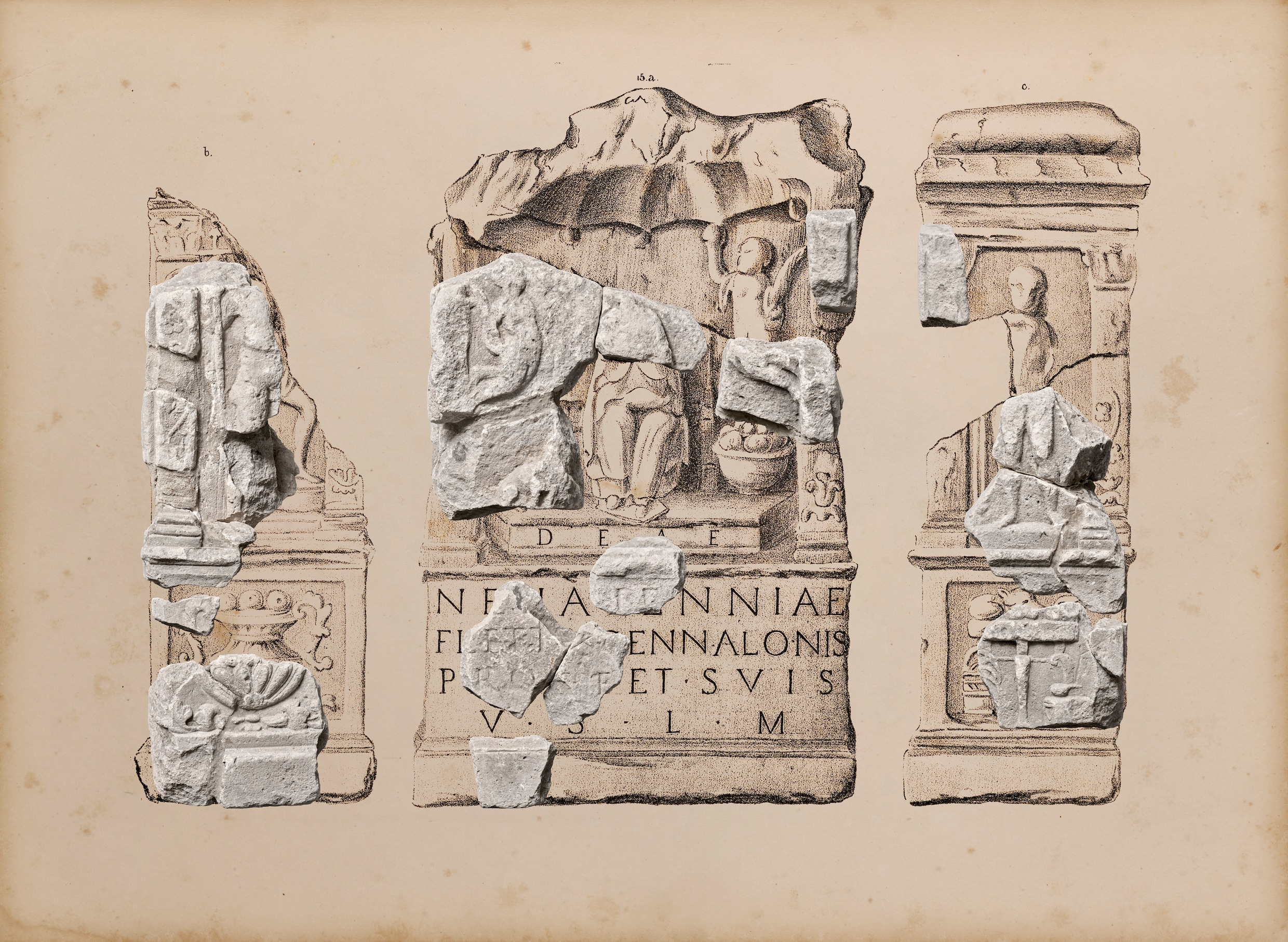 De brokstukken van een Romeinse tempel lagen in Domburg tussen het puin ...