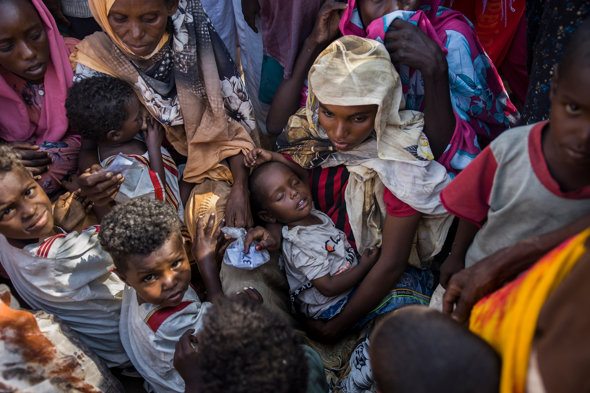 We voelen ons solidair met de wereld, maar handelen er niet naar. Hoe kan dat? | Trouw
