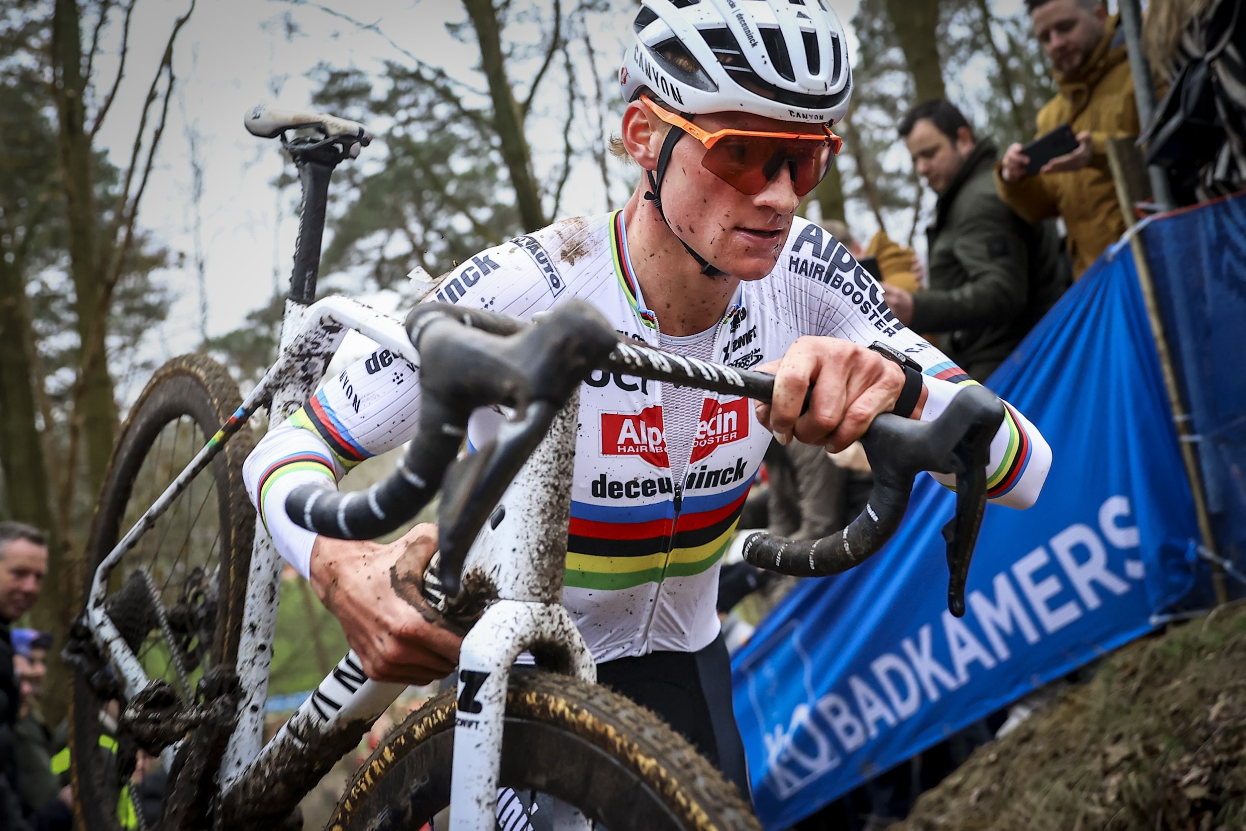 Mathieu van der Poel zuigt na twee minuten alle spanning alweer uit het ...