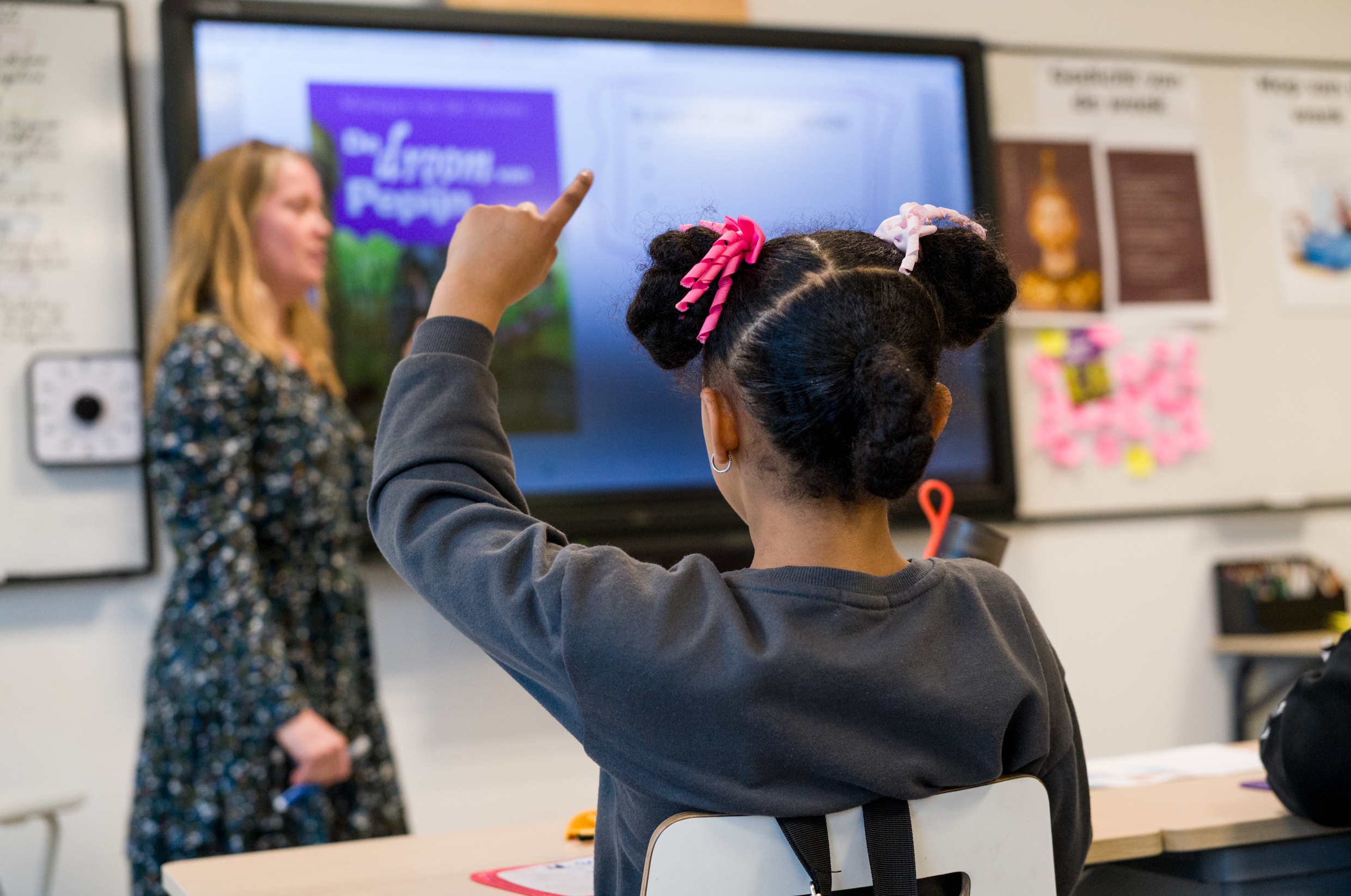 Lezen gaat op deze Rotterdamse basisschool plots véél beter | Trouw