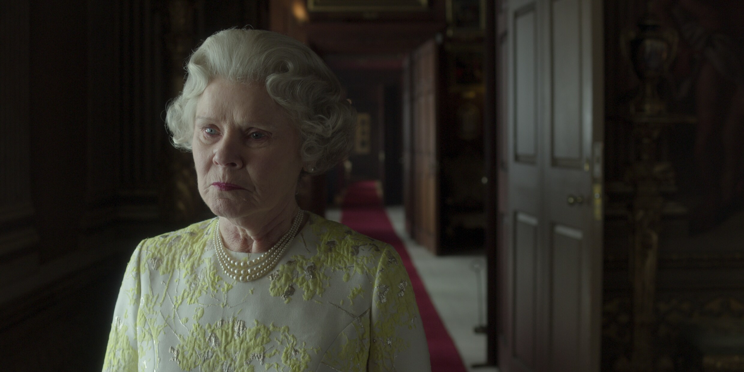 Recensie The Crown: het lukt maar niet om van de Queen een echt mens te ...