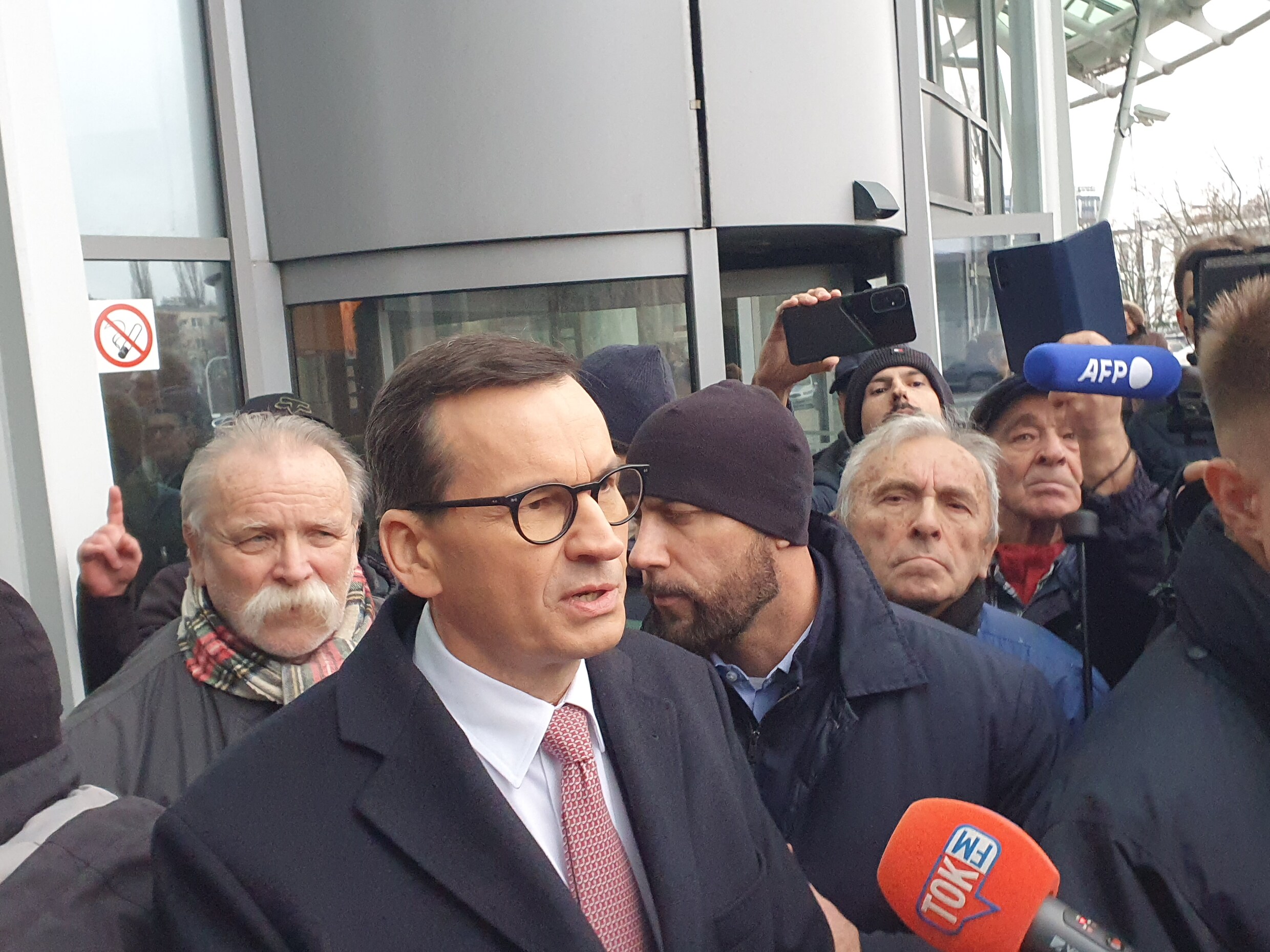 Na verkiezingsnederlaag bezet PiS-partij publieke omroep | Trouw