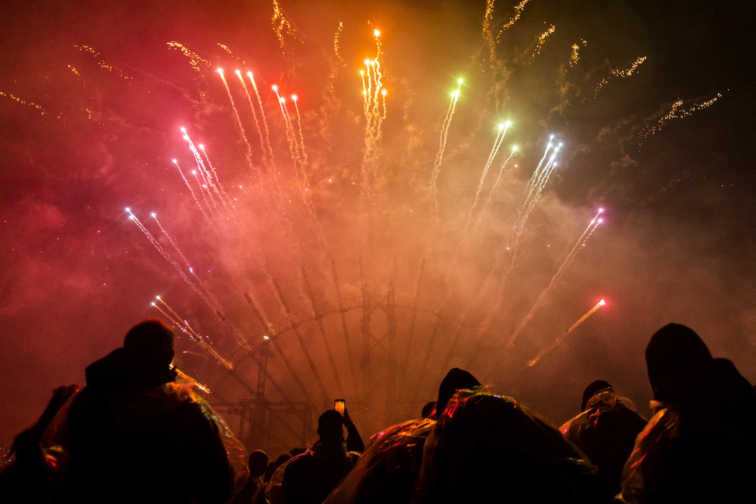 Vuurwerk ging door heel Nederland de lucht in, ME op meerdere plekken ...