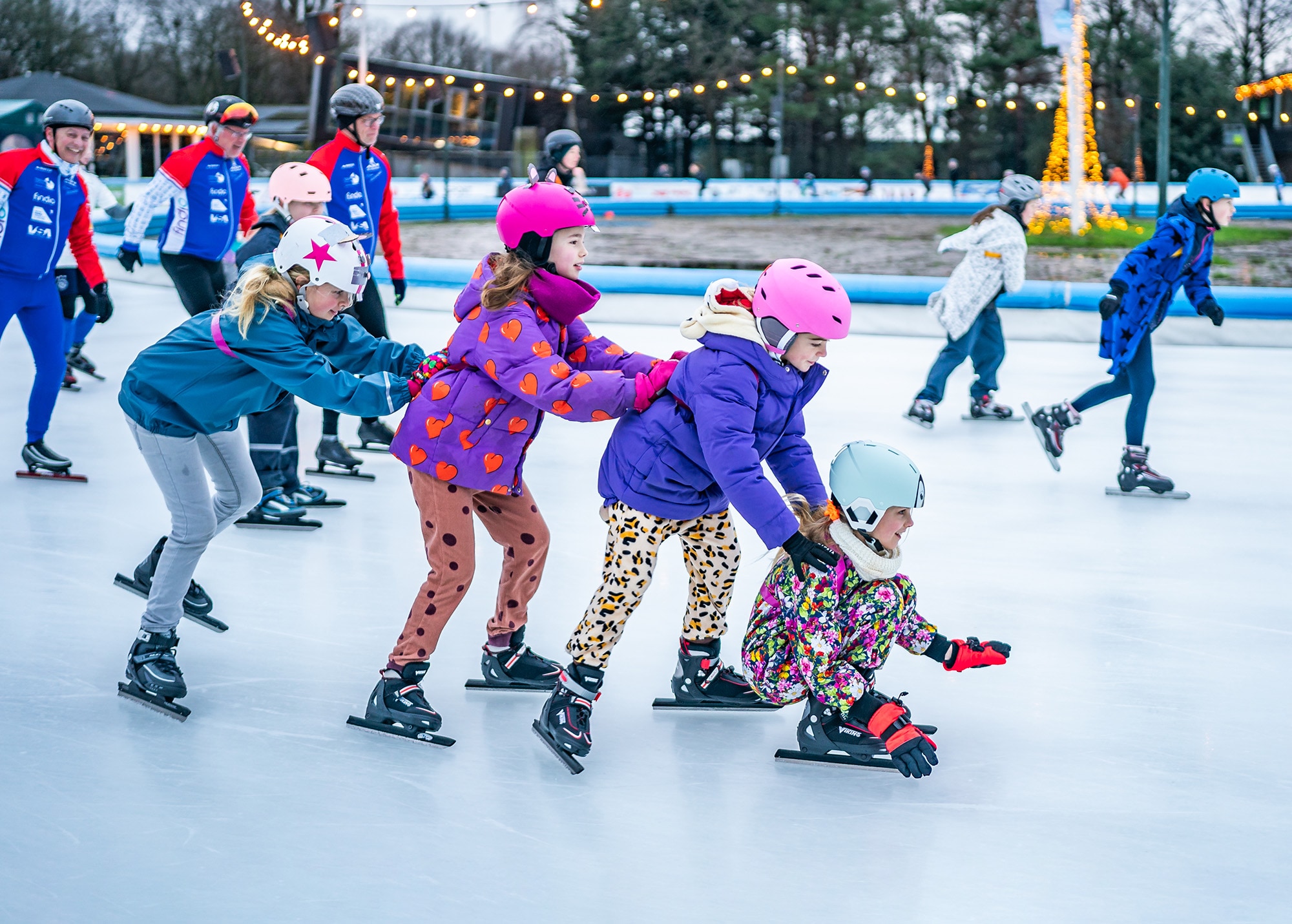 Nieuwe generaties leren schaatsen vooral op de ijsbaan: ‘Ik stond op een sloot, maar die begon ...