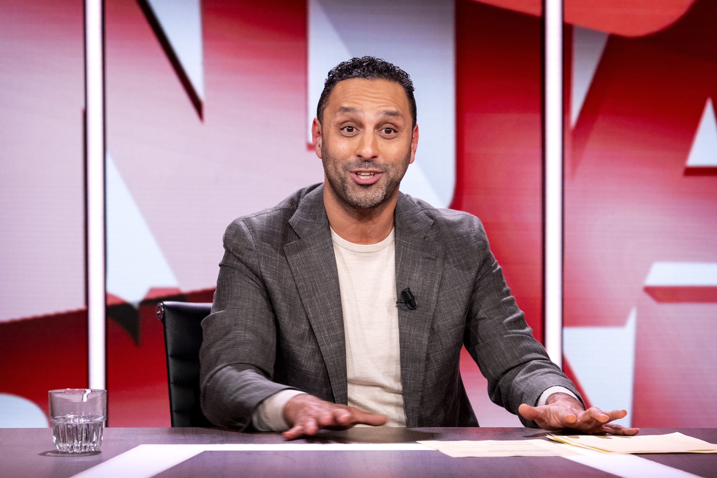 Onderzoek naar beschuldiging tegen tv-presentator Khalid Kasem – wat is er nu bekend? | Trouw