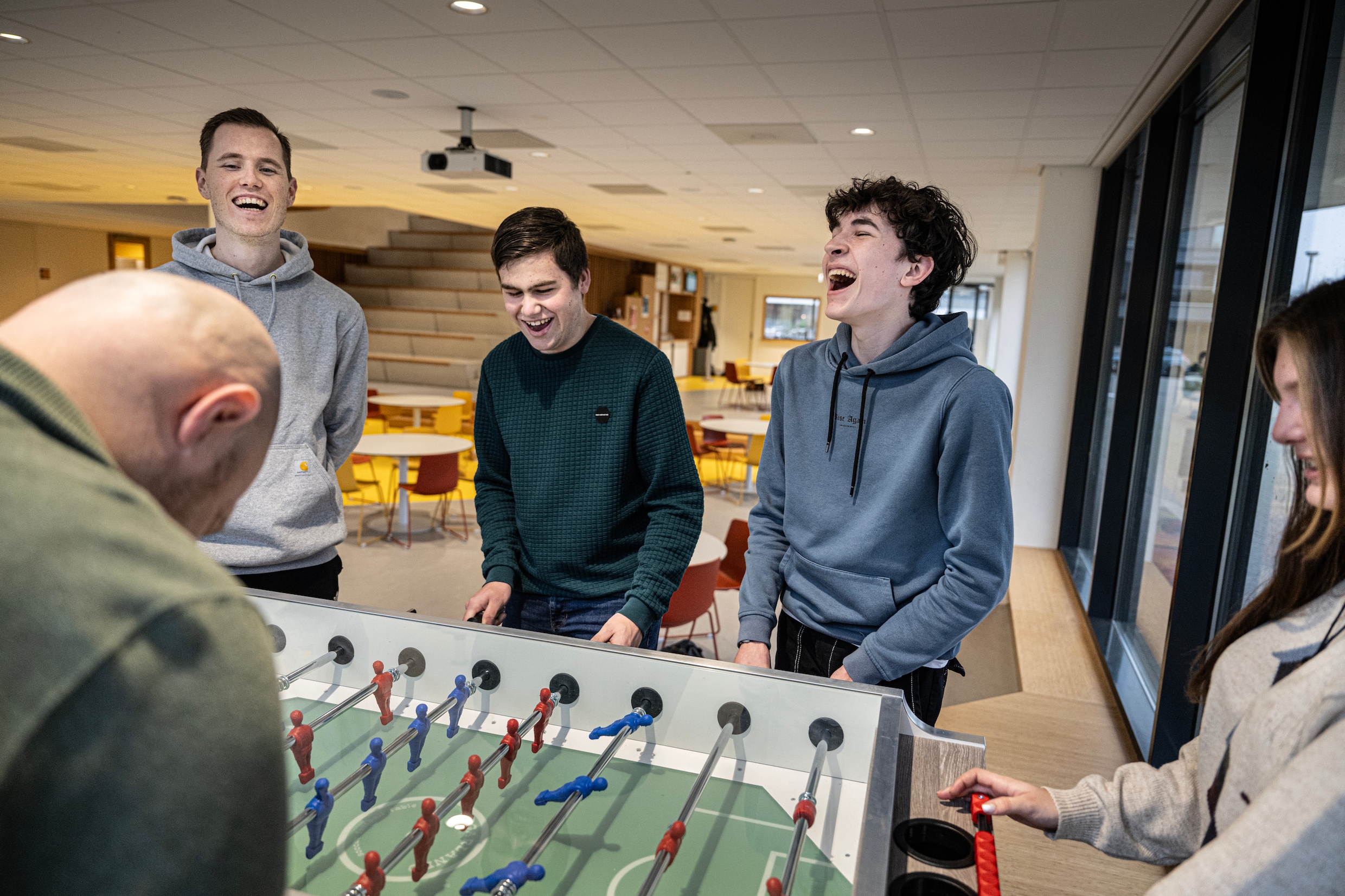 Een half jaar na het mobieltjesverbod klinkt de aula veel levendiger | Trouw