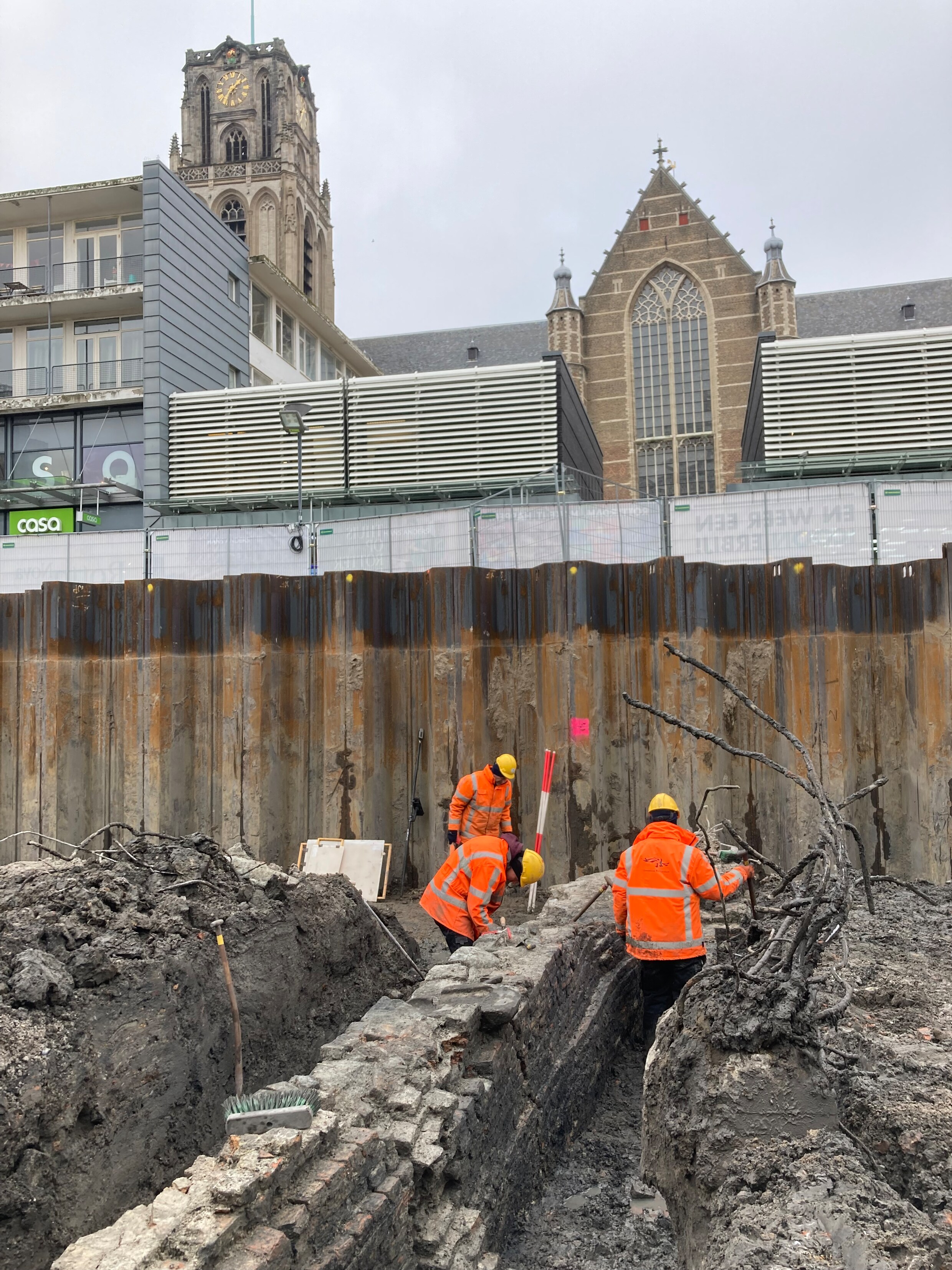 Archeologen vinden middeleeuwse sluisvliet op plek waar de stad ...