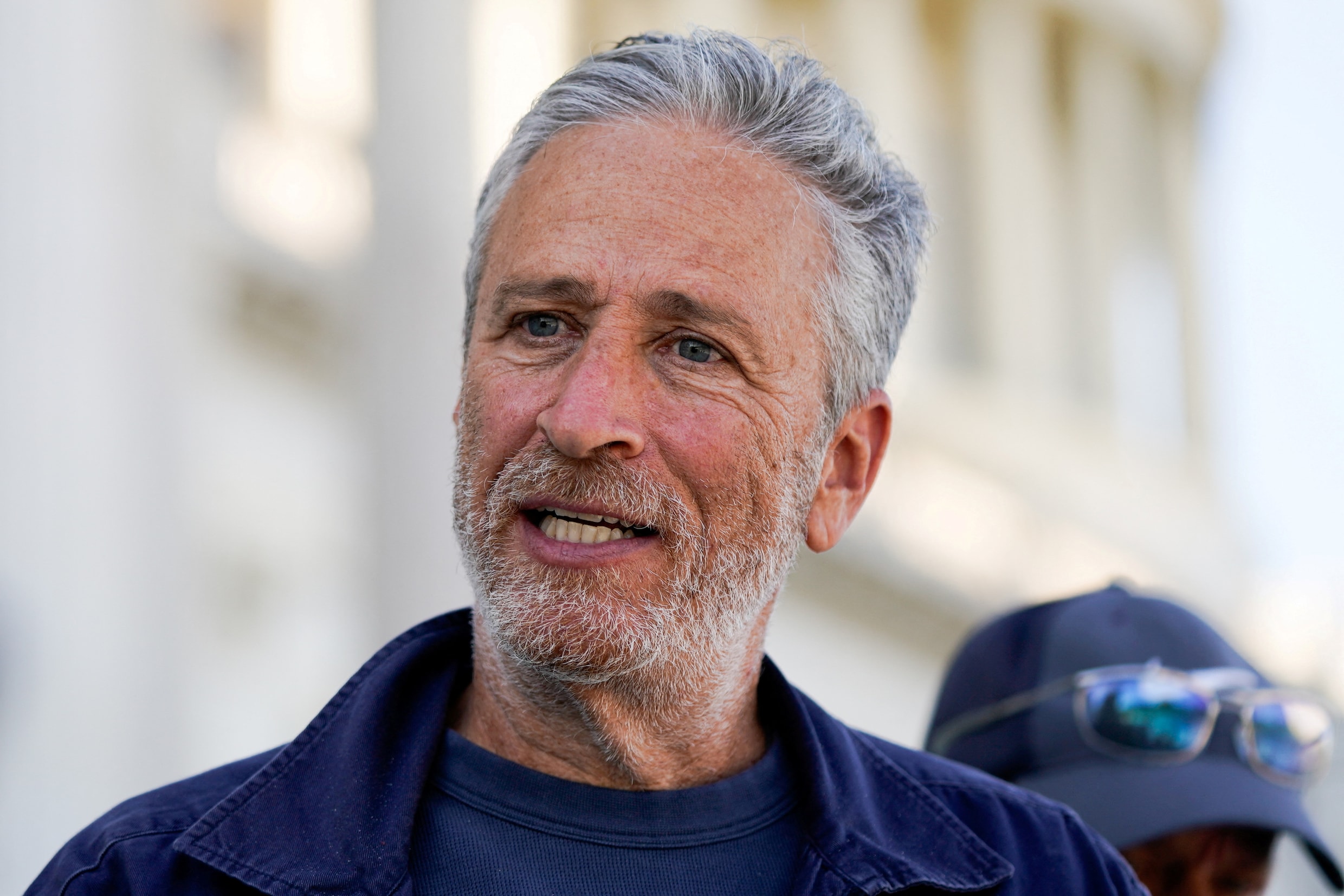 Jon Stewart is terug bij The Daily Show en bijt zich vast in de ...